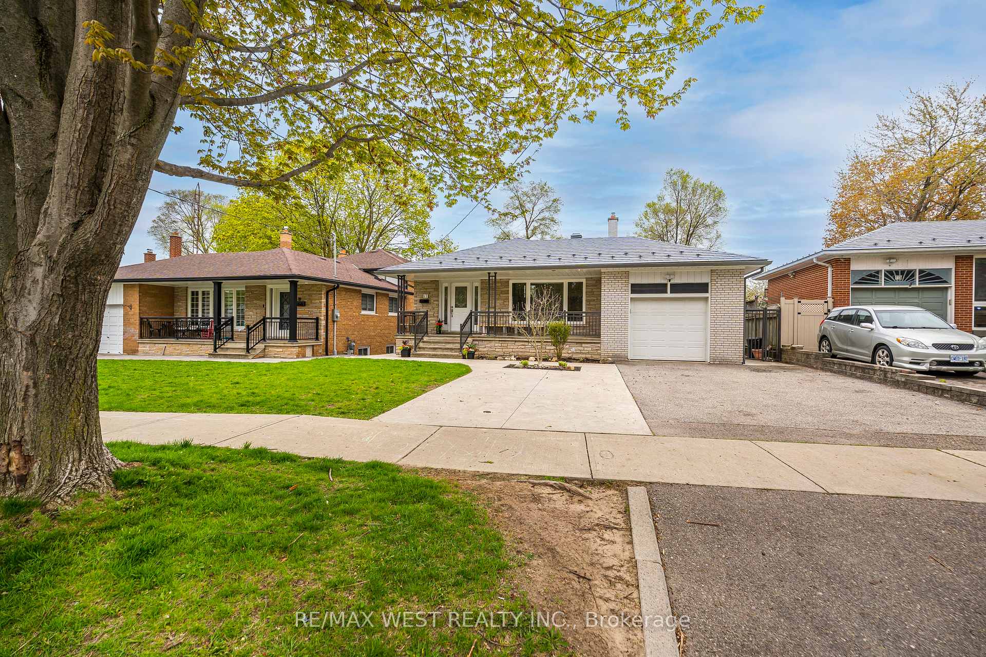 17 Forest Path Court, Toronto, ON M9V 1L4