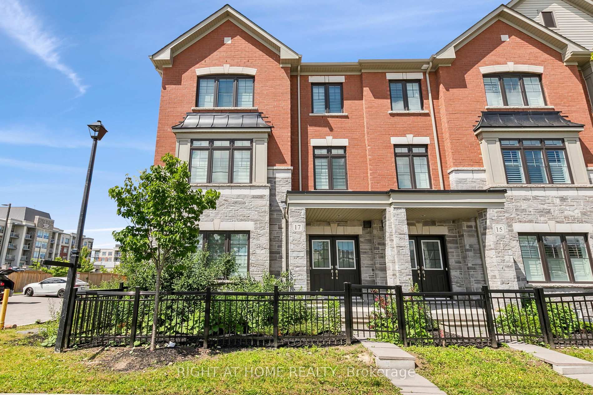 17 Wandering Way, Whitby, ON L1R 0R3