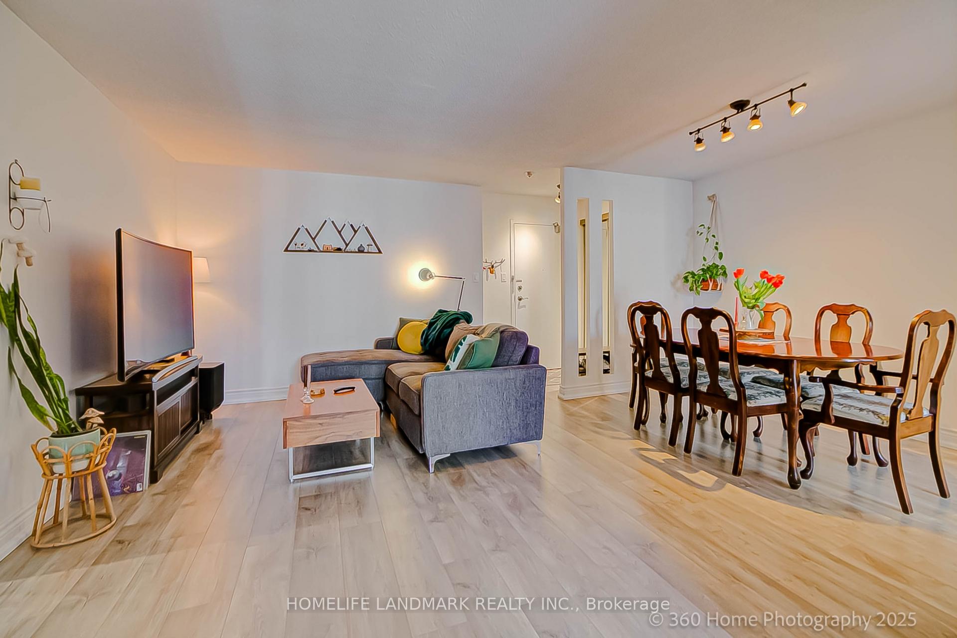 1703 - 633 Bay Street, Toronto, ON M5G 2G4
