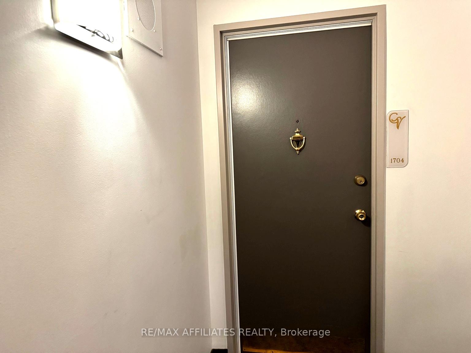 1704 - 158 Mcarthur Avenue, Vanier and Kingsview Park, ON K1L 8E7