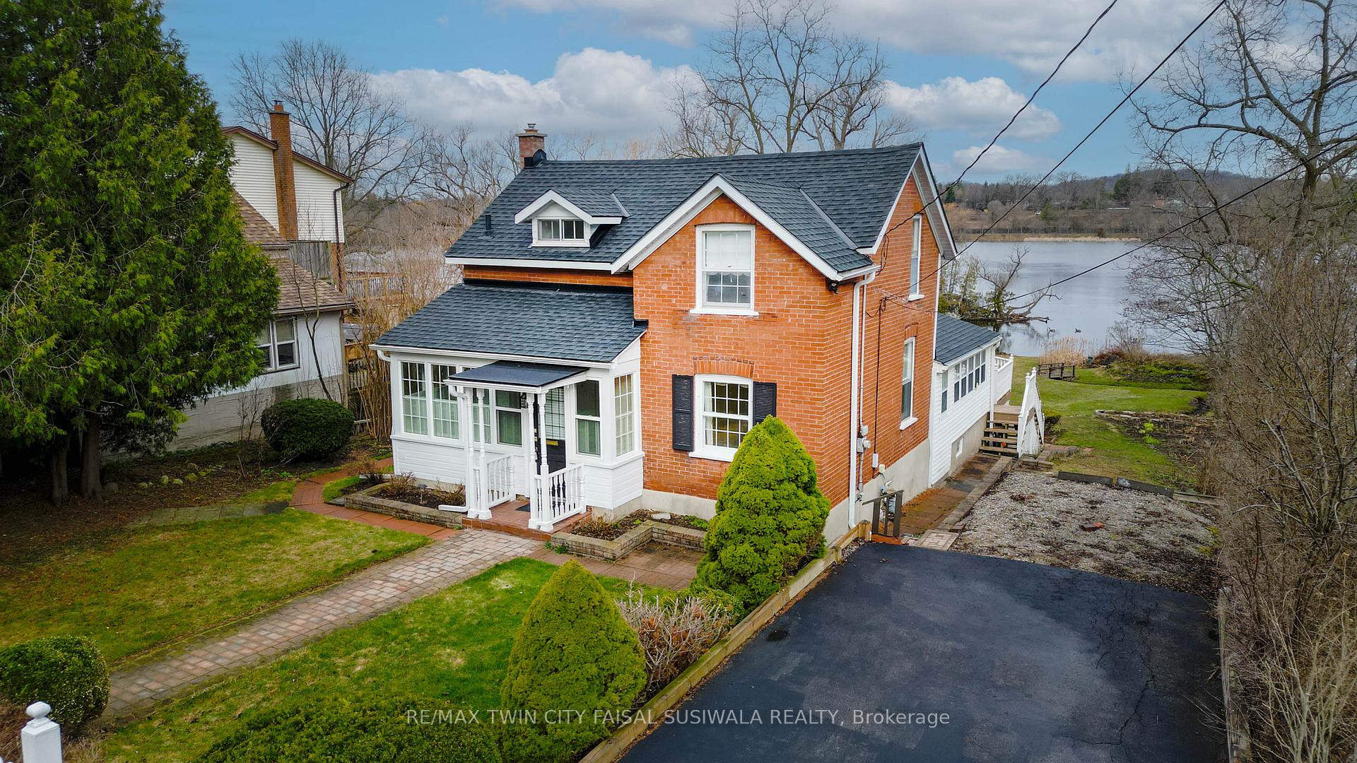 179 Queen Street E, Cambridge, ON N3C 2B3