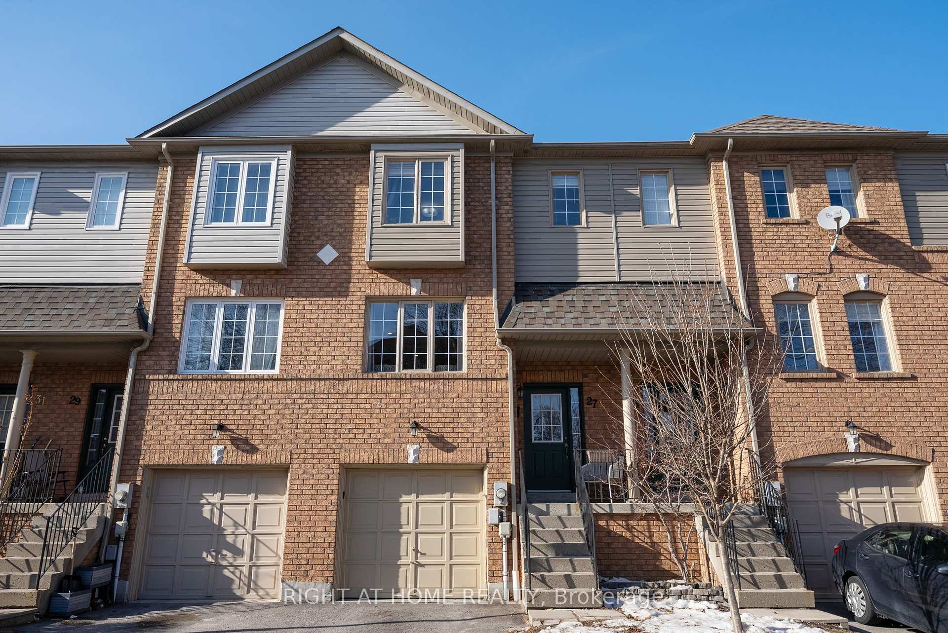 18 - 27 Aspen Park Way, Whitby, ON L1N 9M6