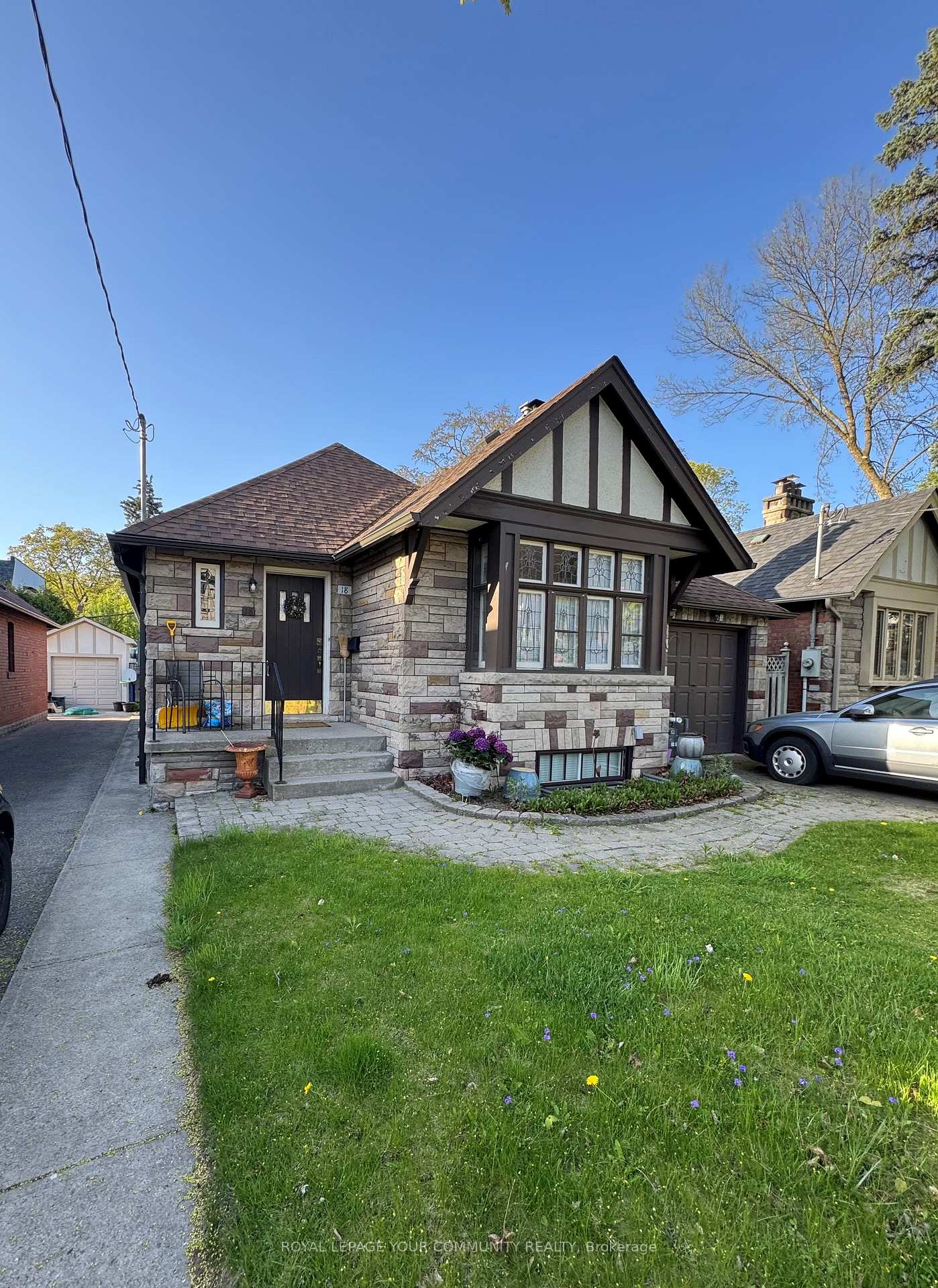 18 Armadale Avenue, Toronto, ON M6S 3W8