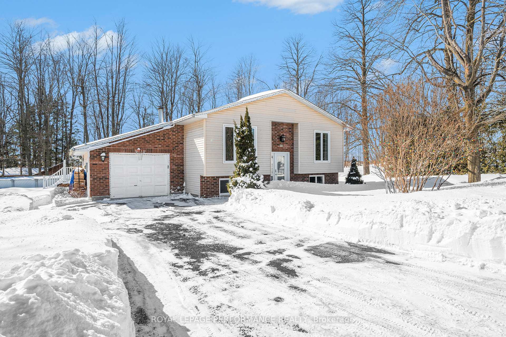 18 Cloutier Drive, Russell, ON K0A 1W0