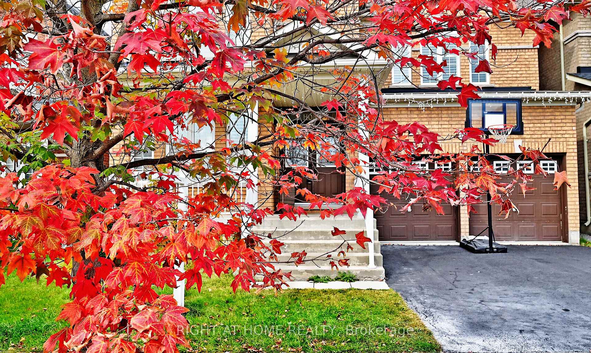 18 Halldorson Avenue, Aurora, ON L4G 7Z2