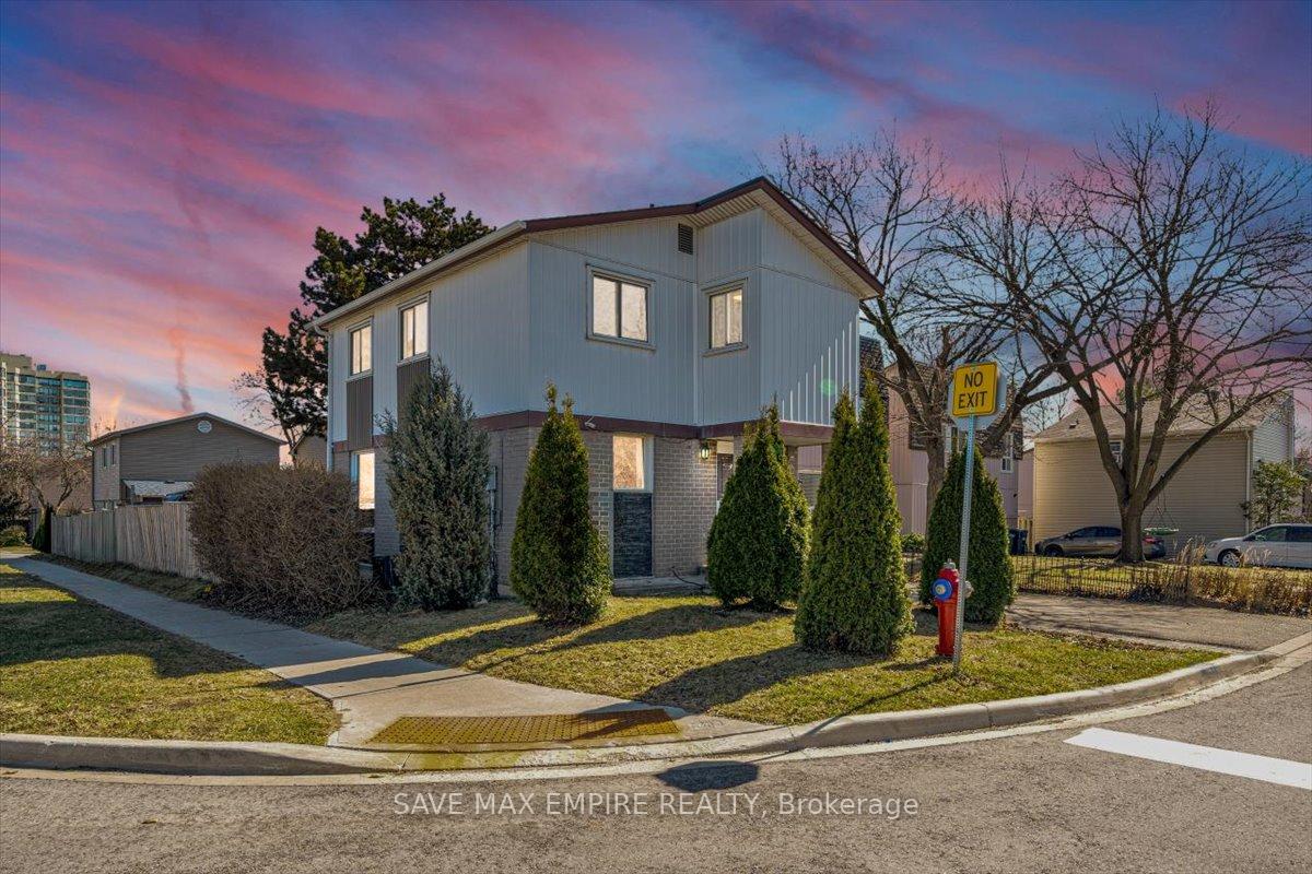 18 Hasting Square, Brampton, ON L6S 2N8