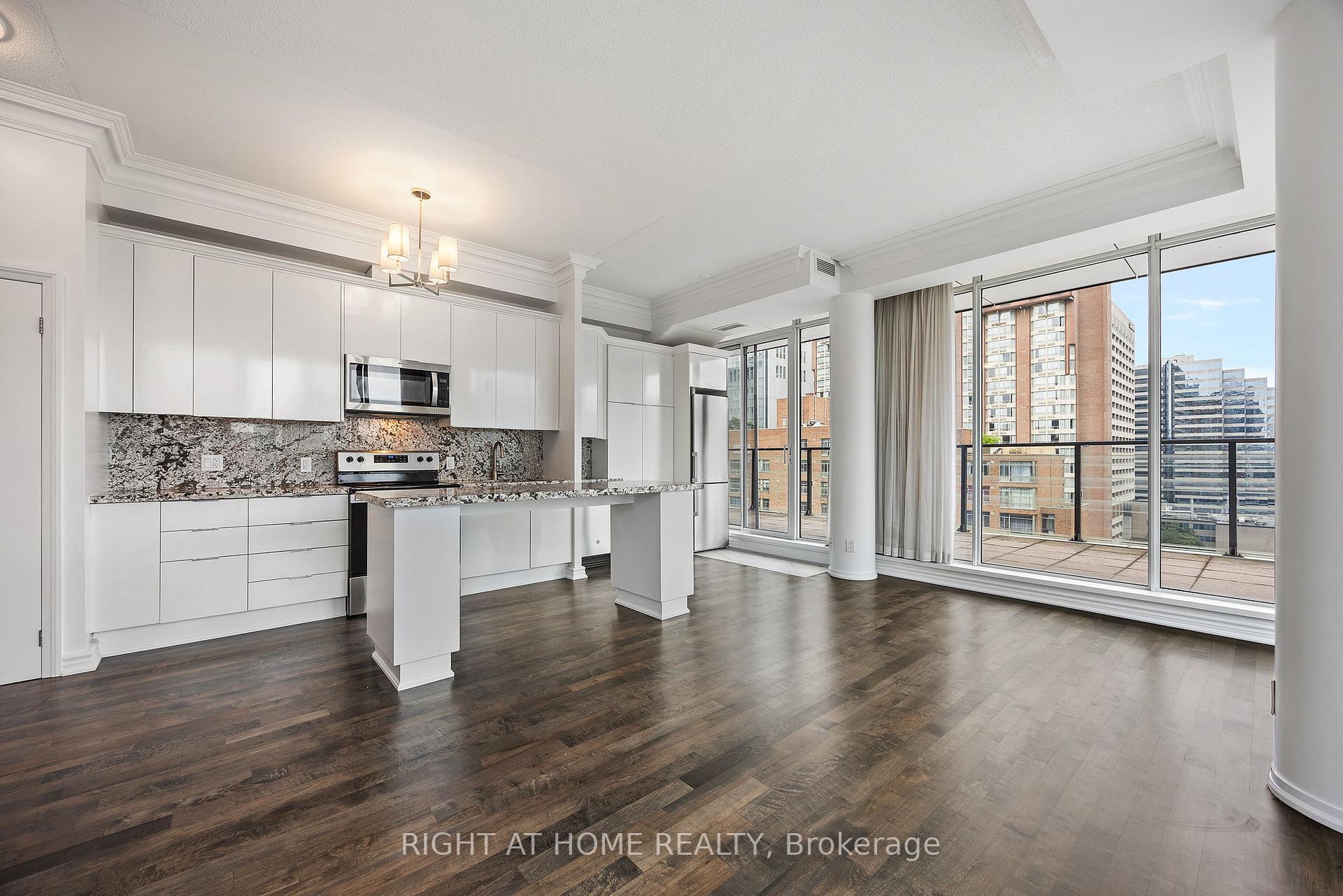 1829Lph - 111 Elizabeth Street, Toronto, ON M5G 1P7