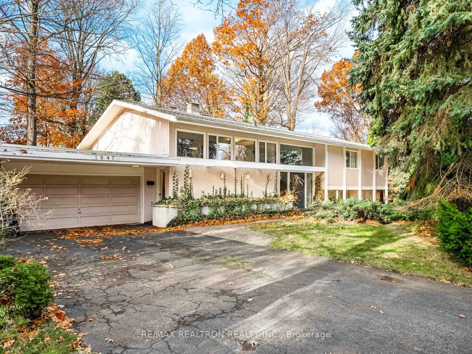 1847 Will Scarlett Drive, Mississauga, ON L5K 1J6