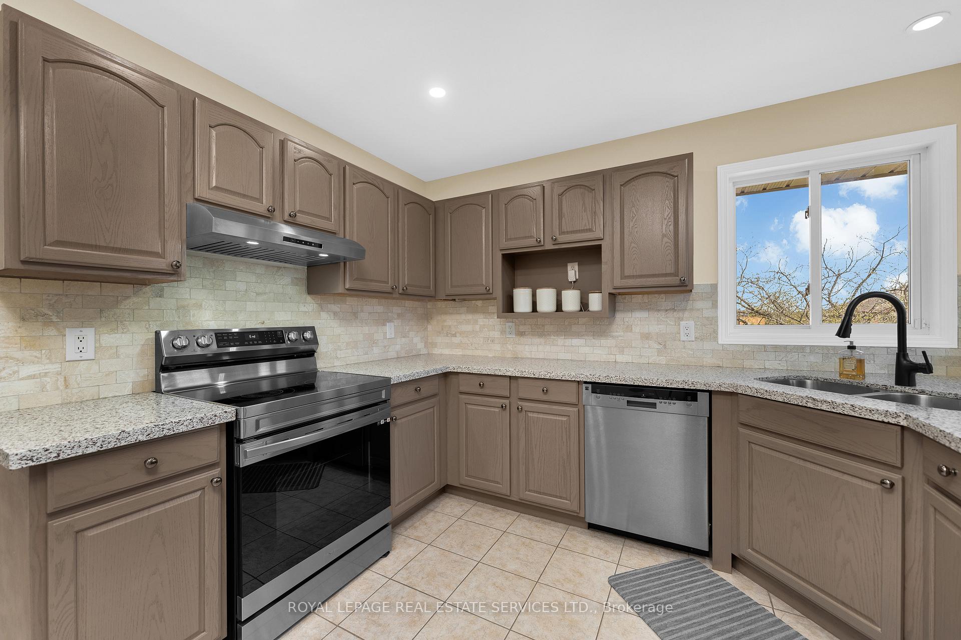 185 Amy Croft Drive, Lakeshore, ON N9K 1E3