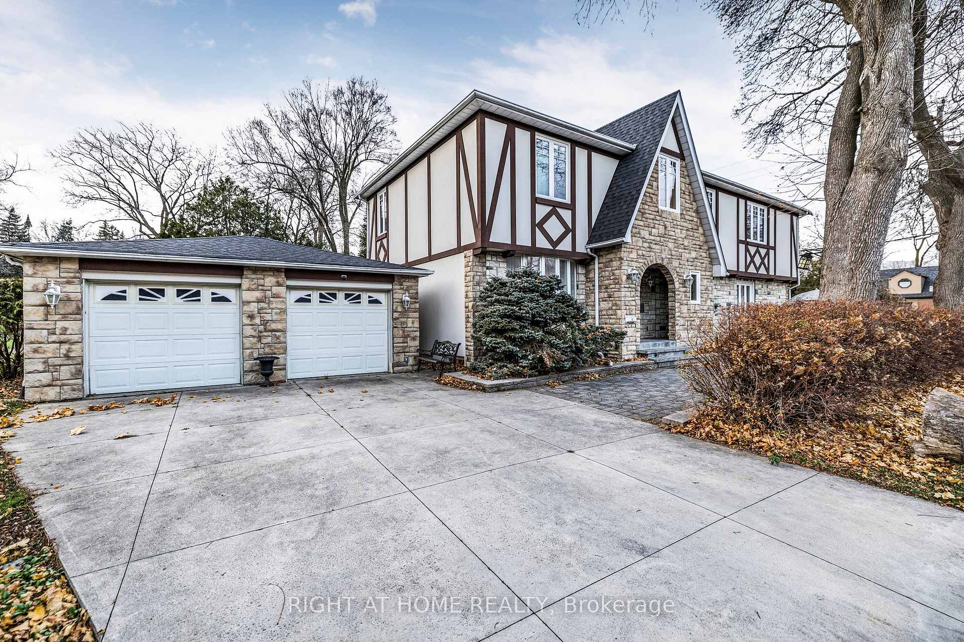 186 Royalavon Crescent, Toronto, ON M9A 2G6