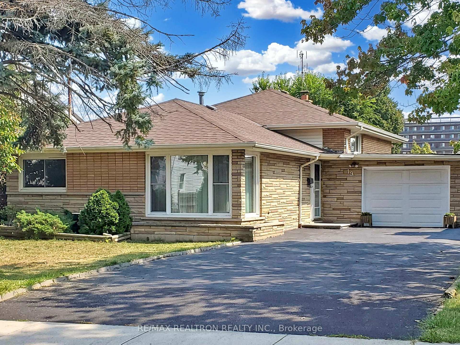 19 Amanda Street, Hamilton, ON L9C 3H5