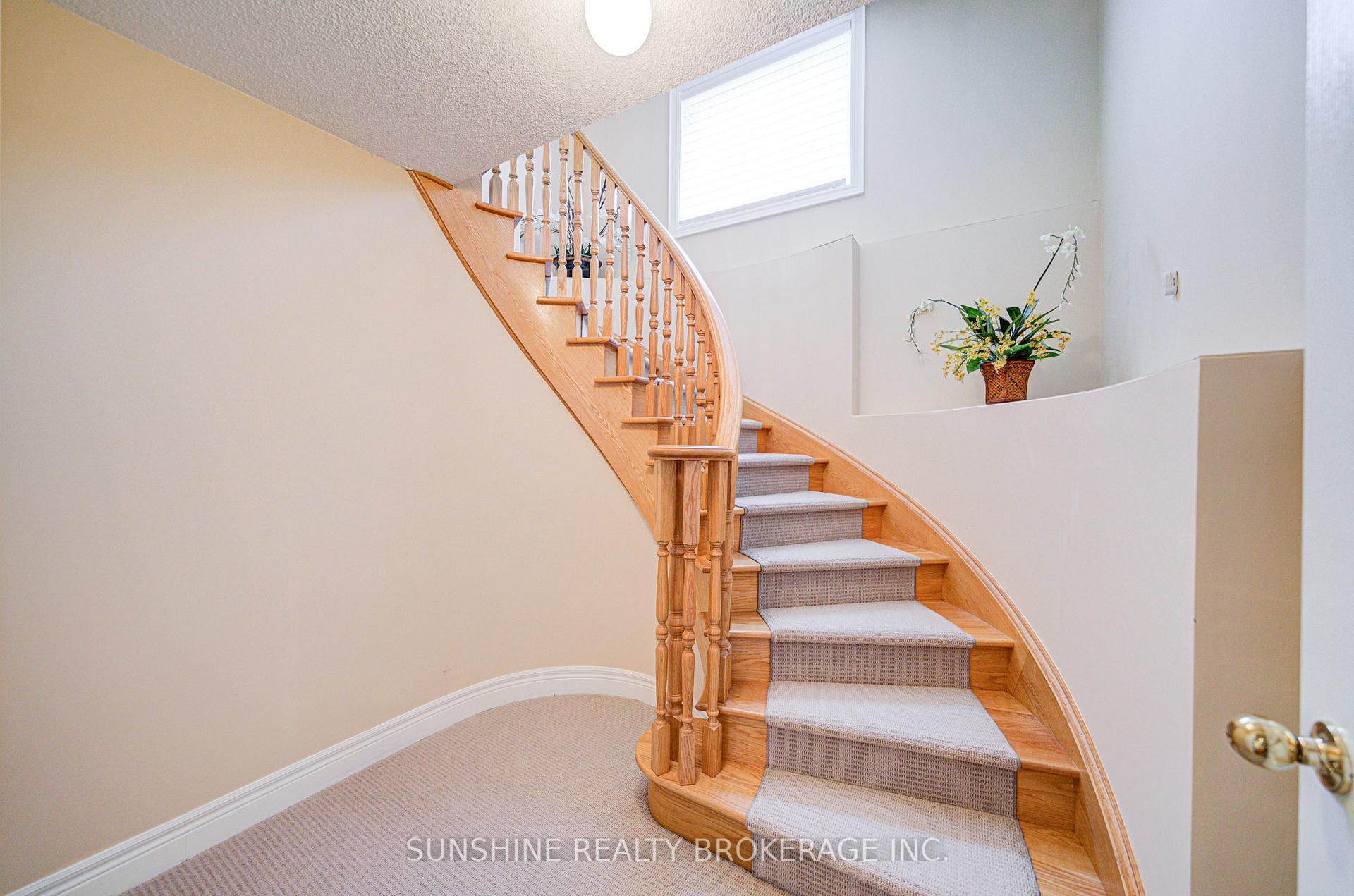 19 Aspen Leaf Court, Aurora, ON L4G 7T3