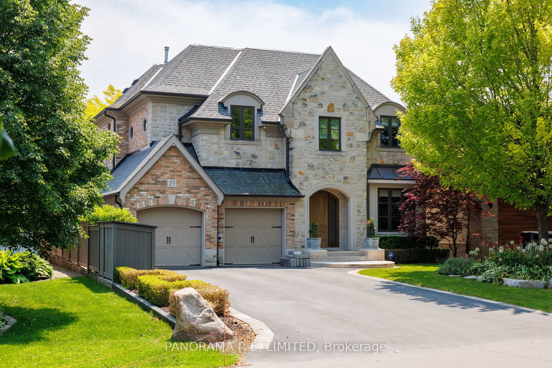 19 Graystone Gardens, Toronto, ON M8Z 3C2