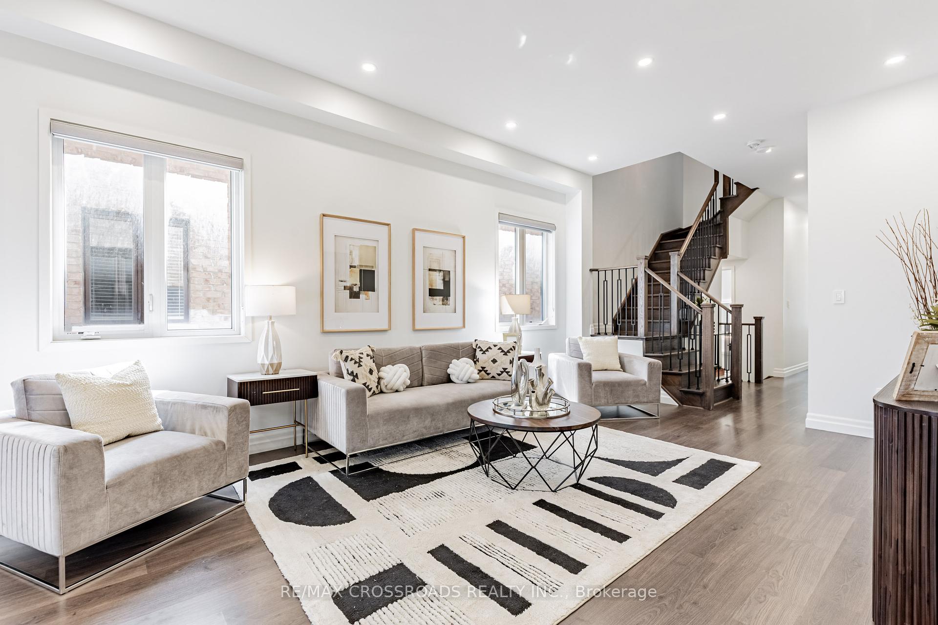 192 Elyse Court, Aurora, ON L4G 2C9