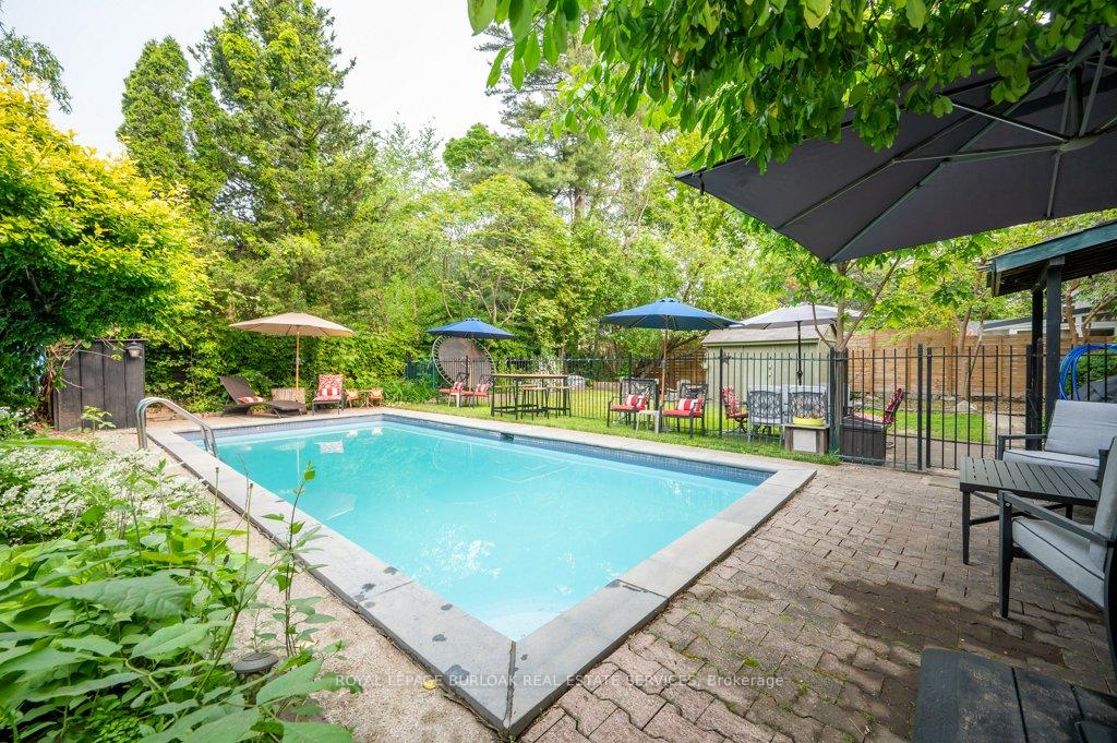 1927 Truscott Drive, Mississauga, ON L5J 2A3