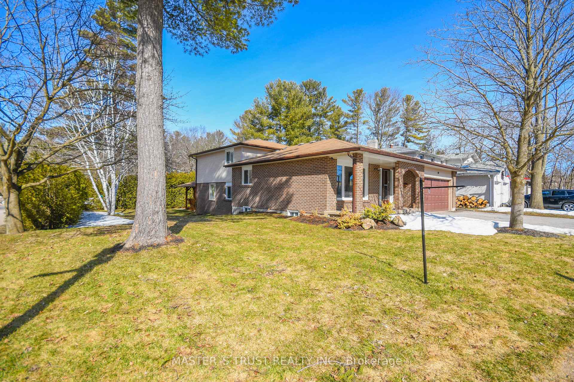 Upper Unit - 197 Browning Trail, Barrie, ON L4N 5H6