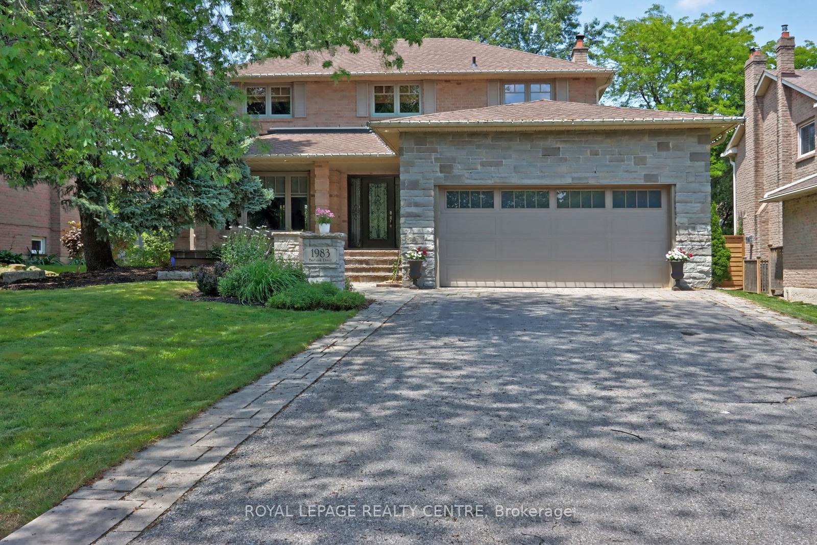1983 Burbank Drive, Mississauga, ON L5L 2T6