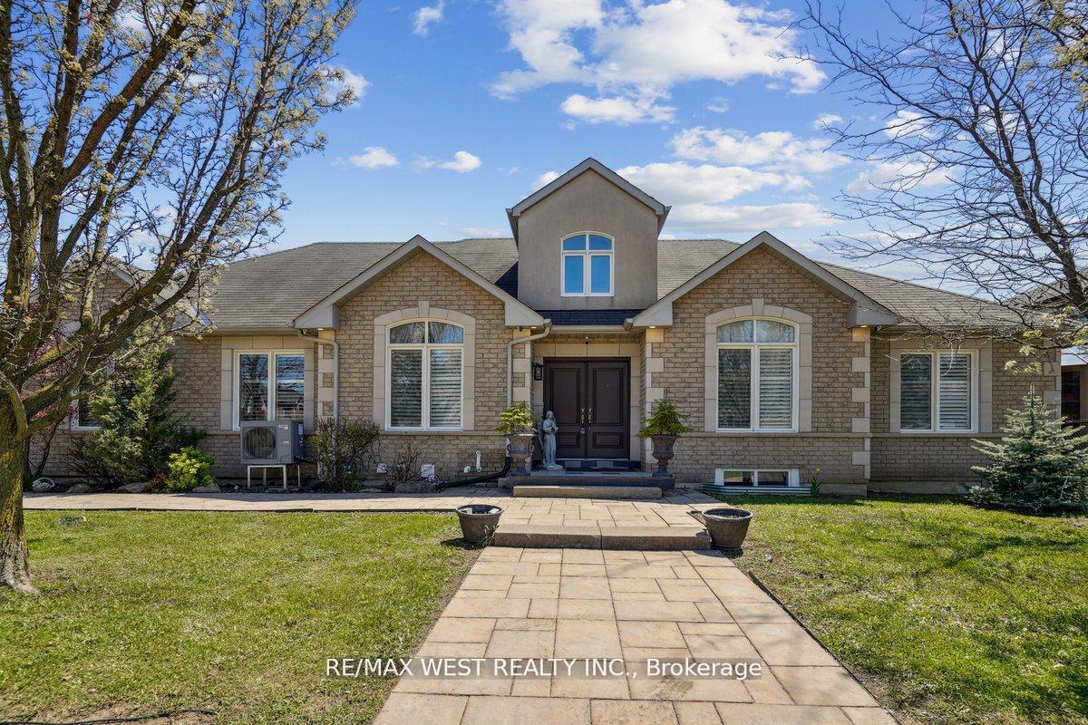 2 Brookgreene Crescent, Richmond Hill, ON L4C 9W5