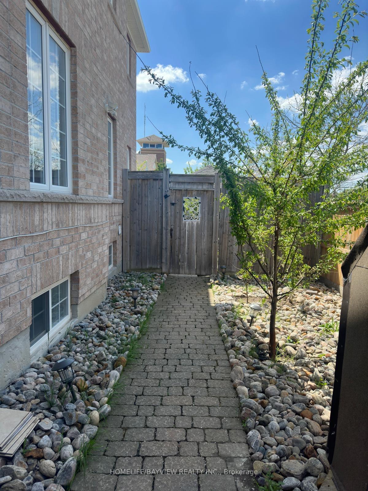 2 Danpatrick Drive, Richmond Hill, ON L4S 2T1