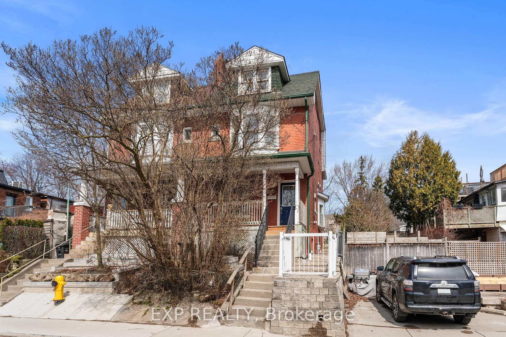 2 Dewson Street, Toronto, ON M6G 1E1