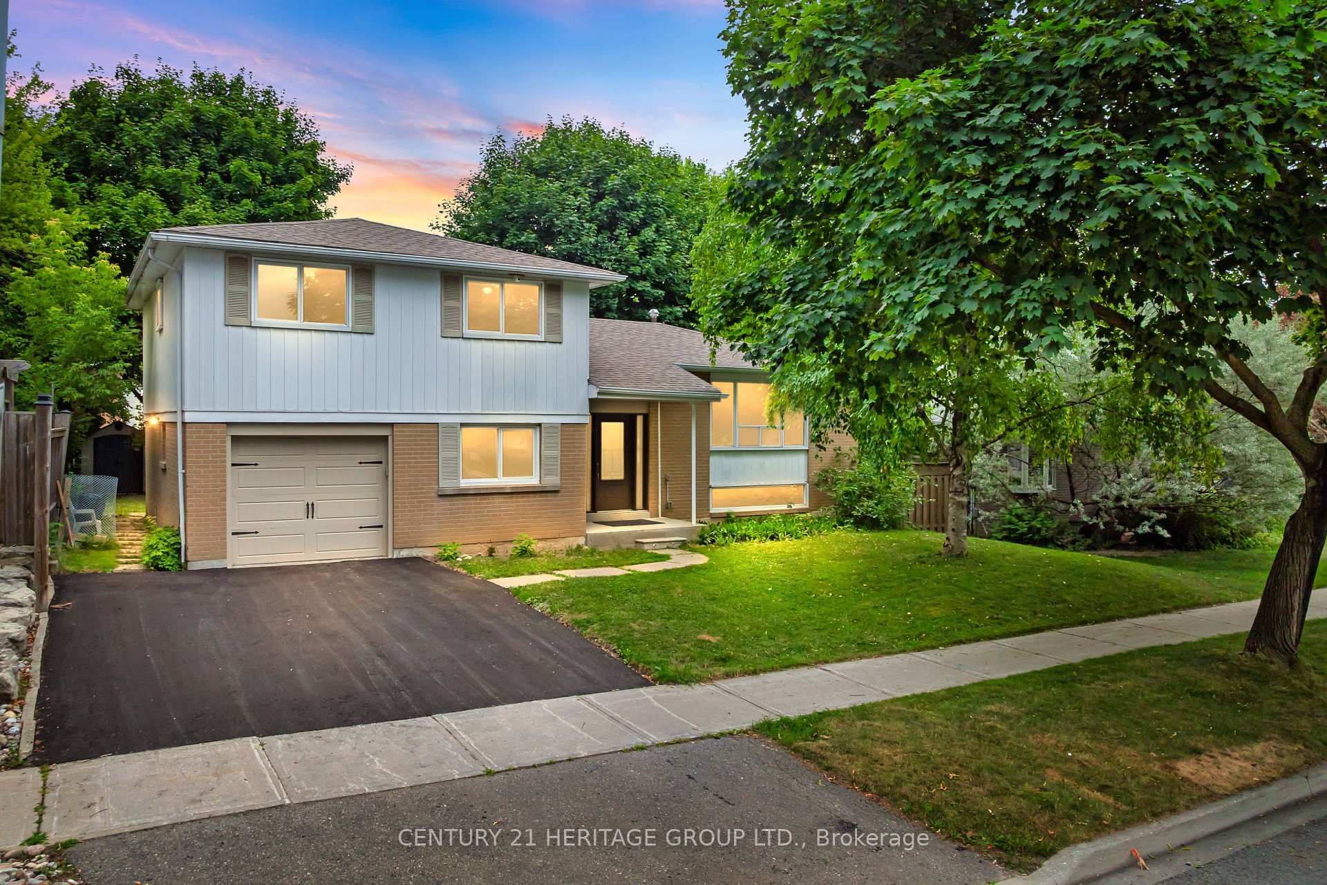 2 Hill Drive, Aurora, ON L4G 3A6