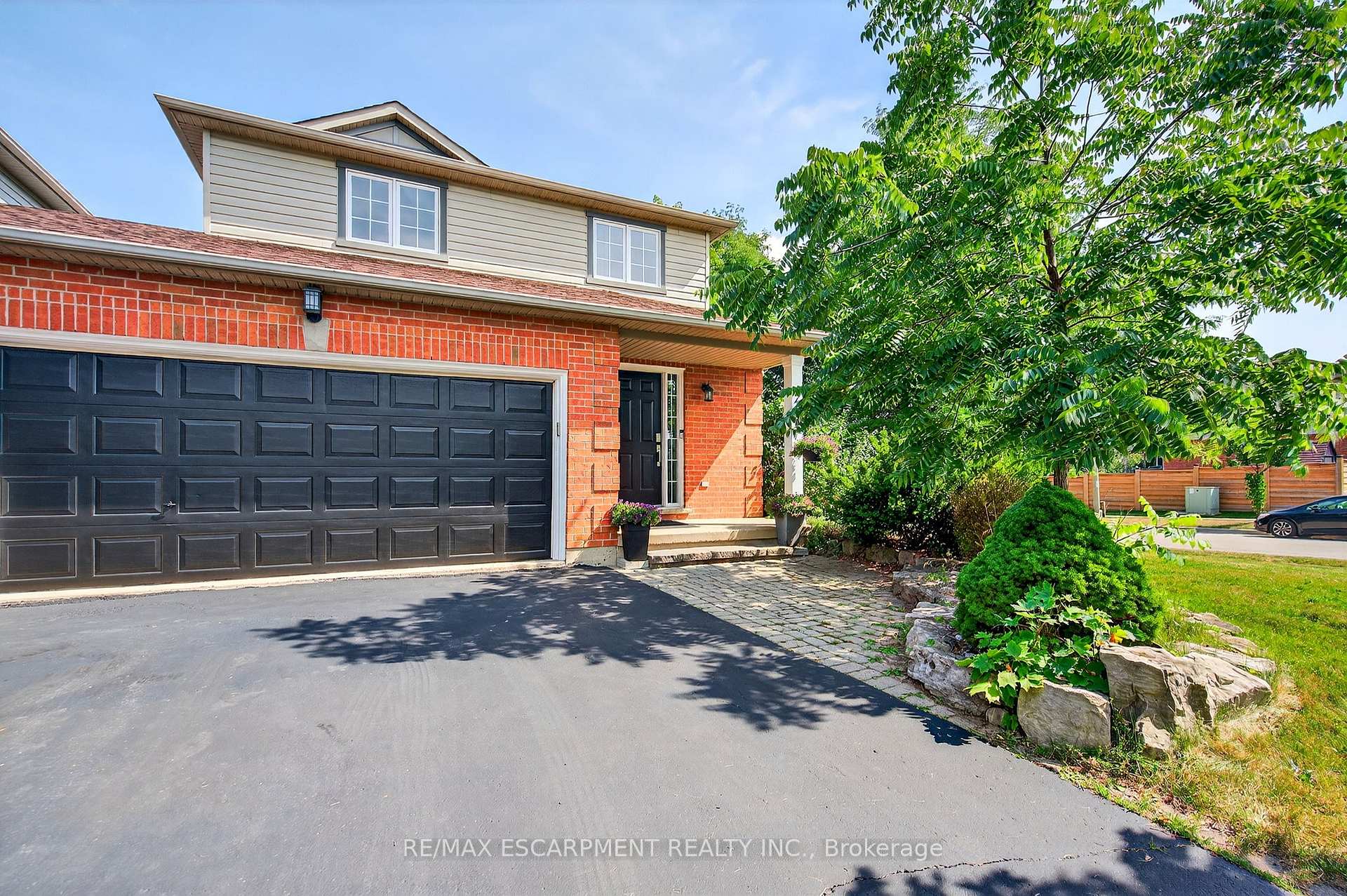 2 Newell Court, Hamilton, ON L9H 7N3
