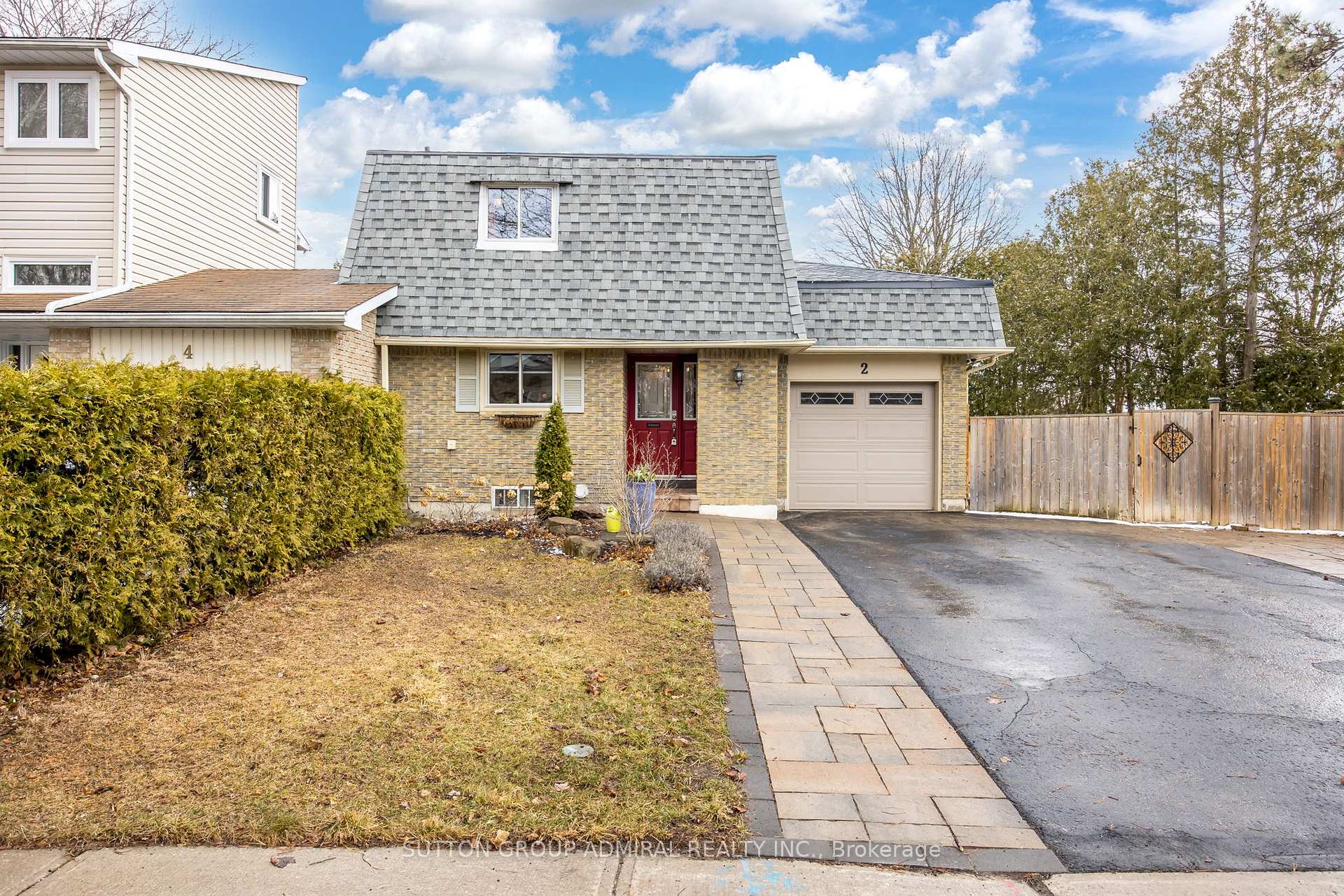 2 St Andrews Court, Aurora, ON L4G 3B1