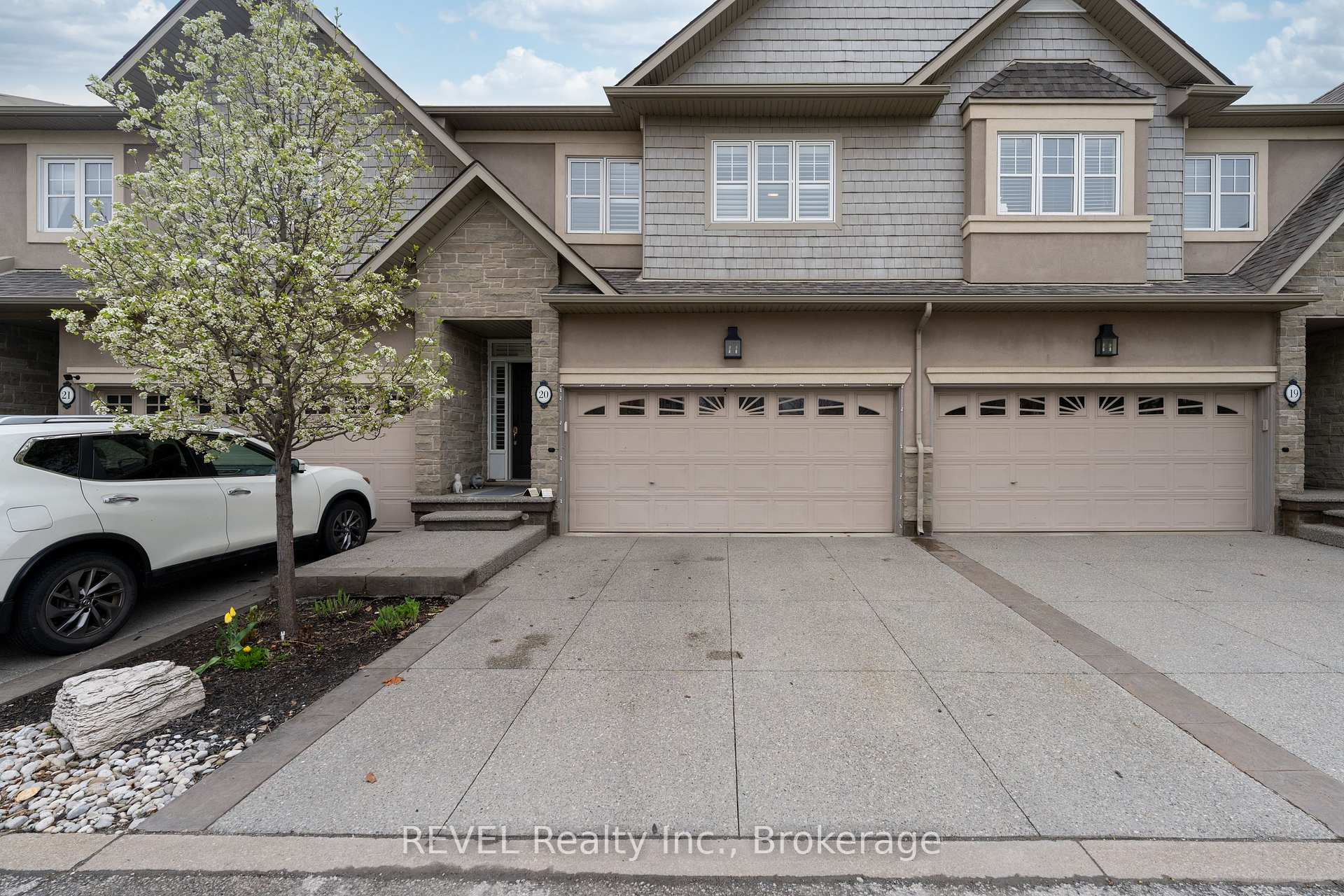 20 - 31 Sunvale Place, Hamilton, ON L8E 4Z6