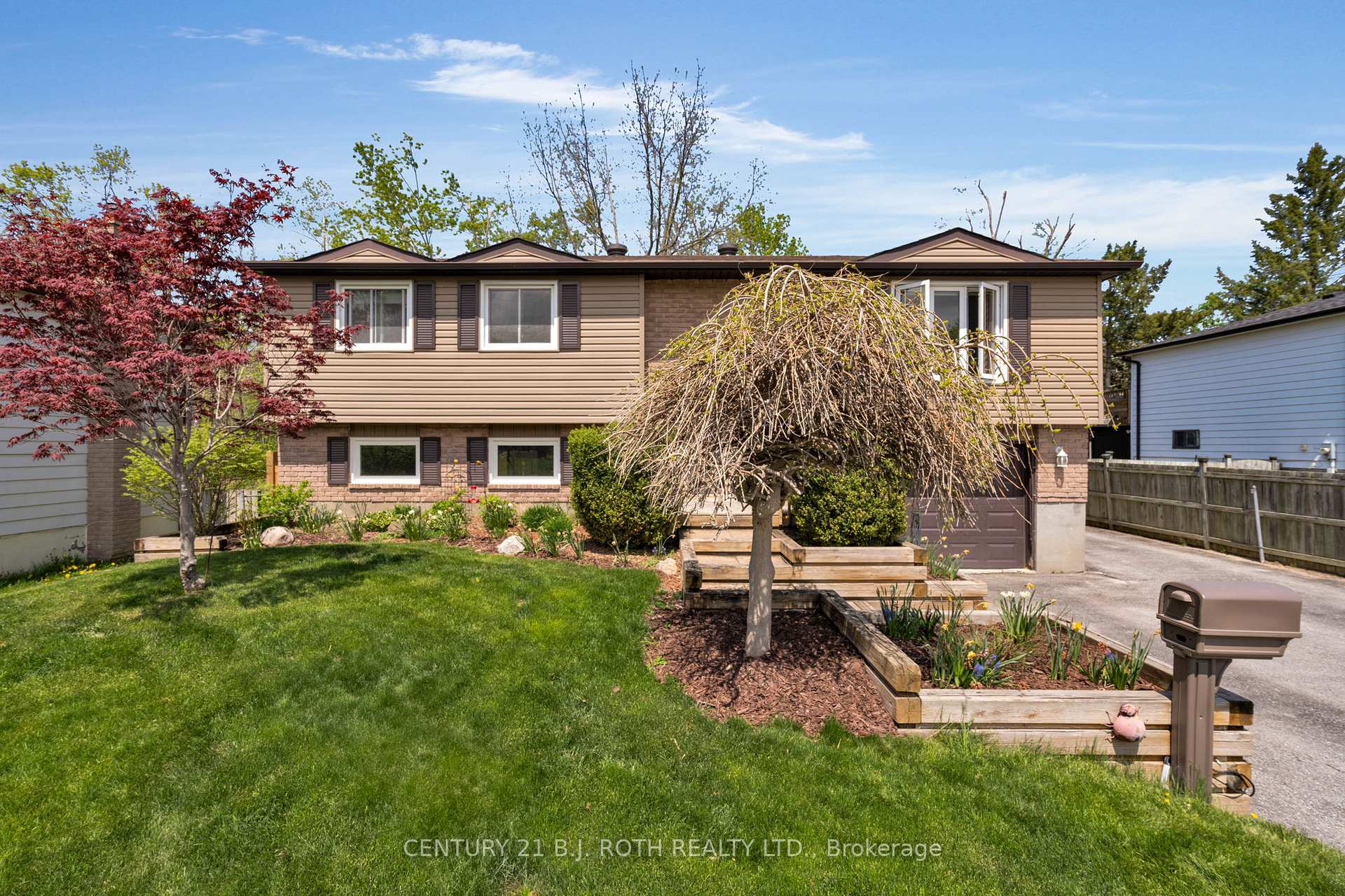 20 Chippawa Court, Barrie, ON L4M 5N8