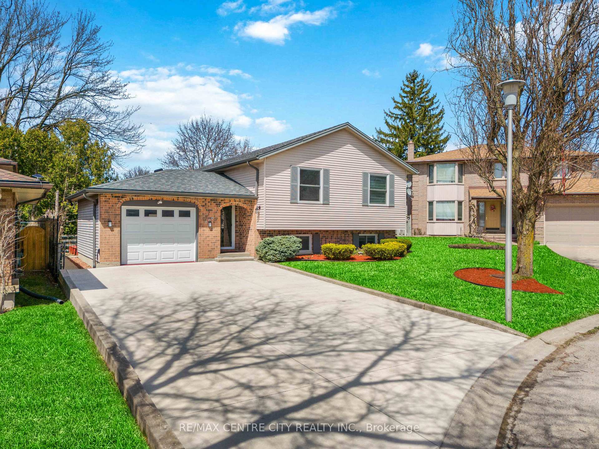 200 REGAL Drive, London East, ON N5Y 4Z8