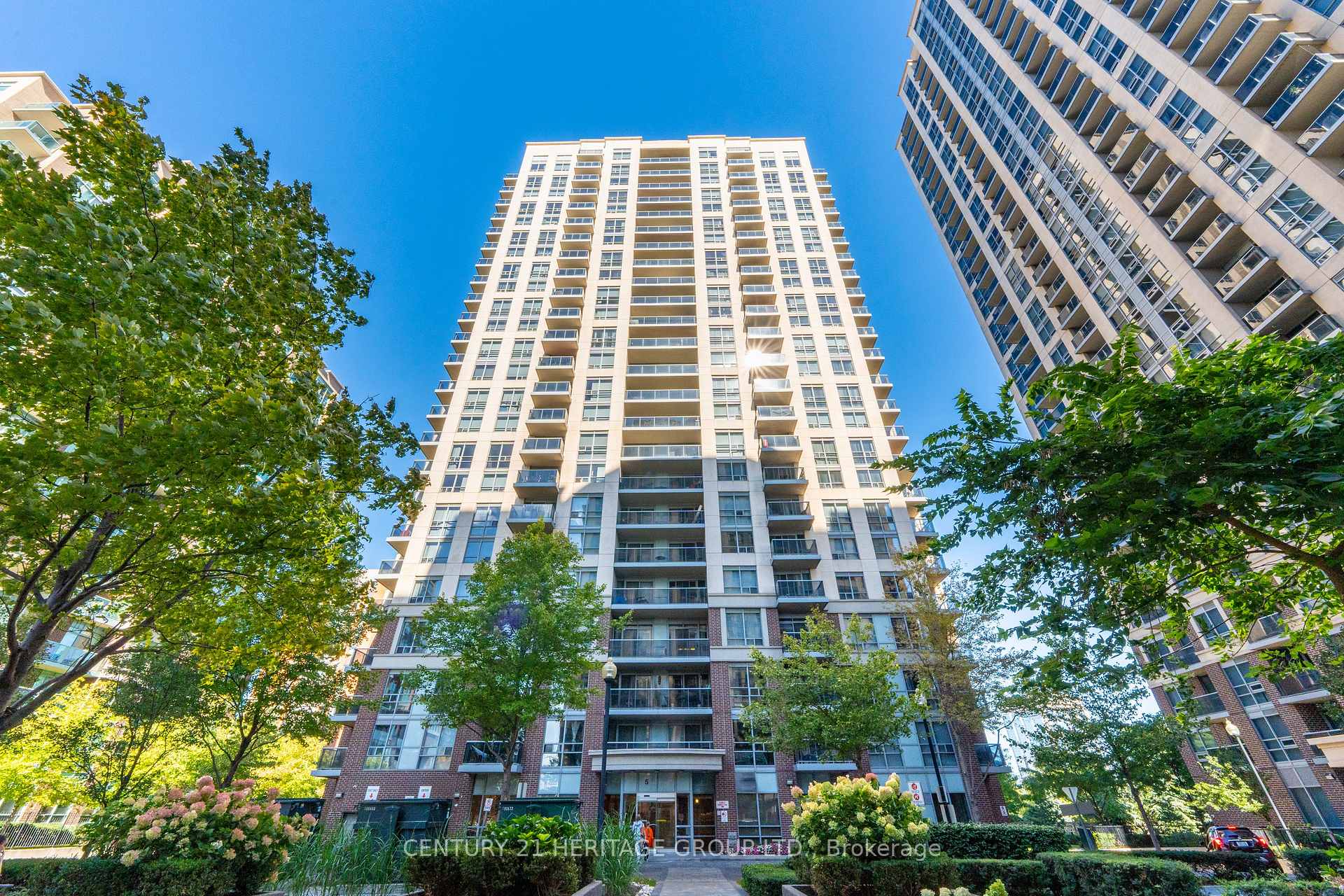 2002 - 5 Michael Power Place, Toronto, ON M9A 0A3