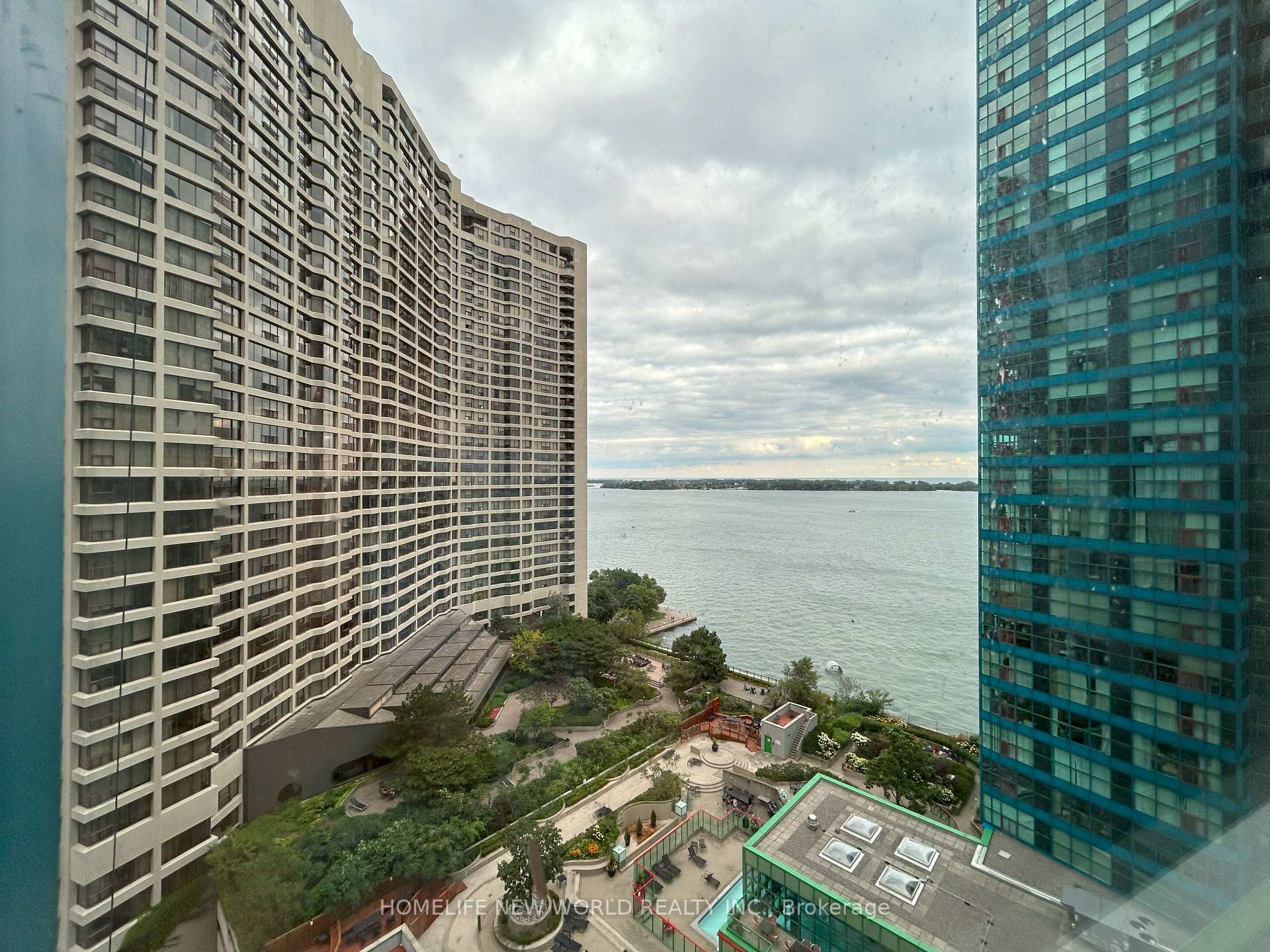 2006 - 77 Harbour Square, Toronto, ON M5J 2S2