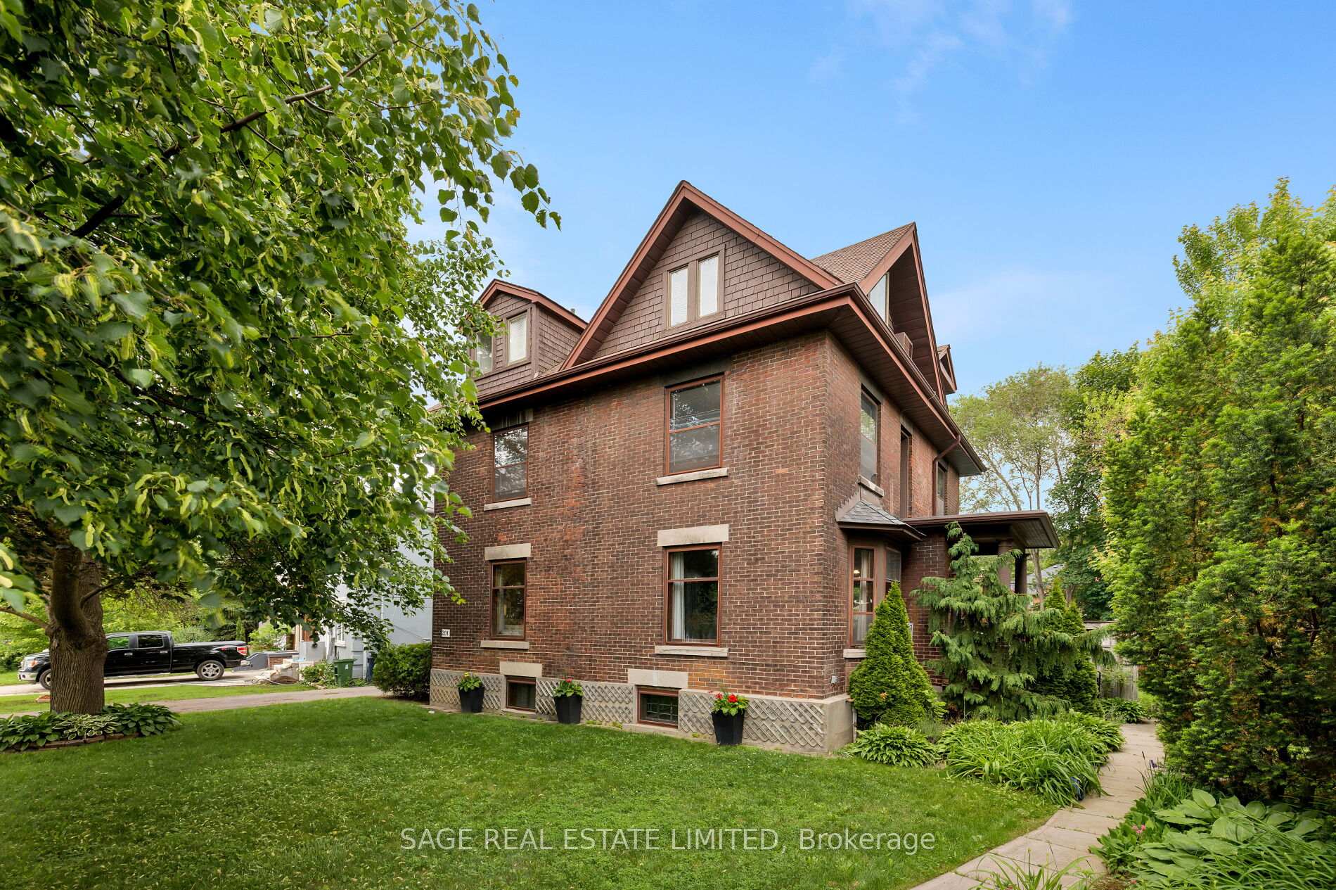 201 Sutherland Drive, Toronto, ON M4G 1J1