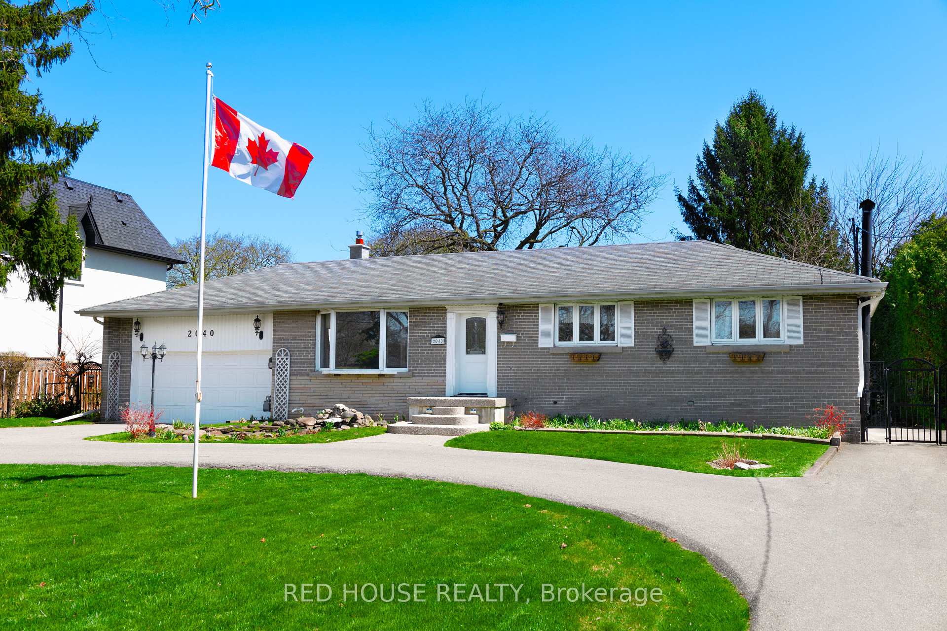2040 Rebecca Street, Oakville, ON L6L 2A2