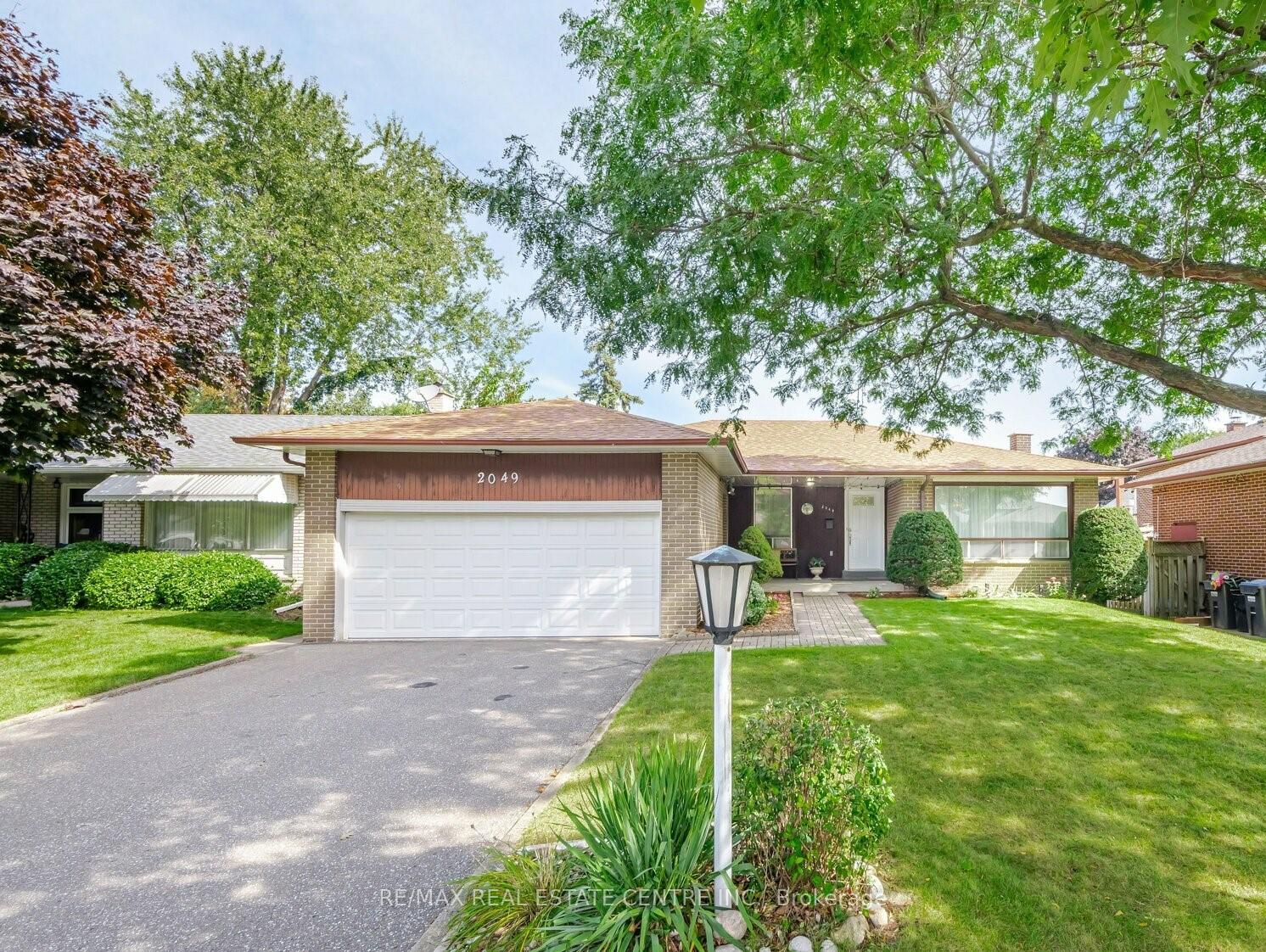 2049 Family Crescent, Mississauga, ON L4X 1G7