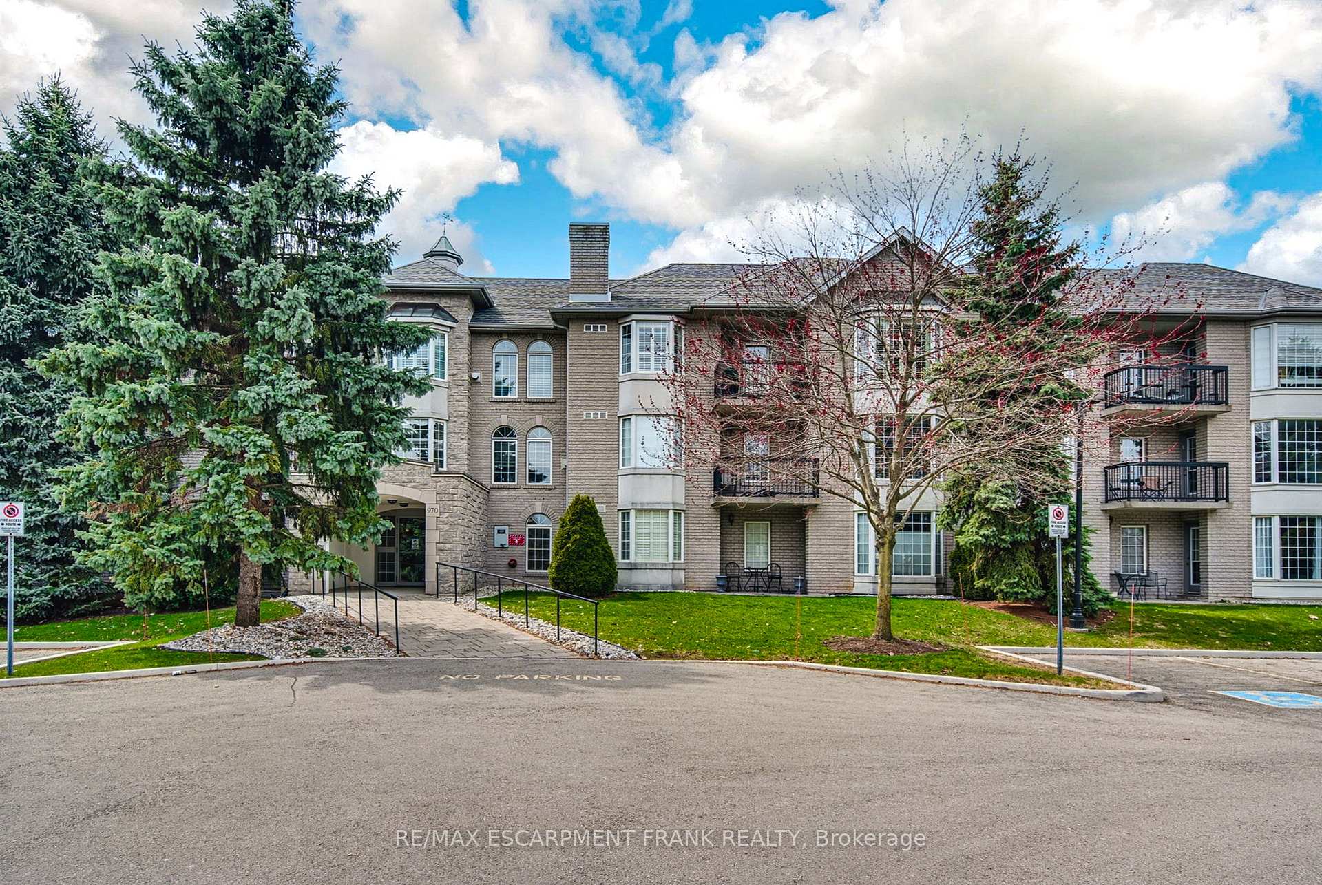205 - 970 Golf Links Road, Hamilton, ON L9K 1J8