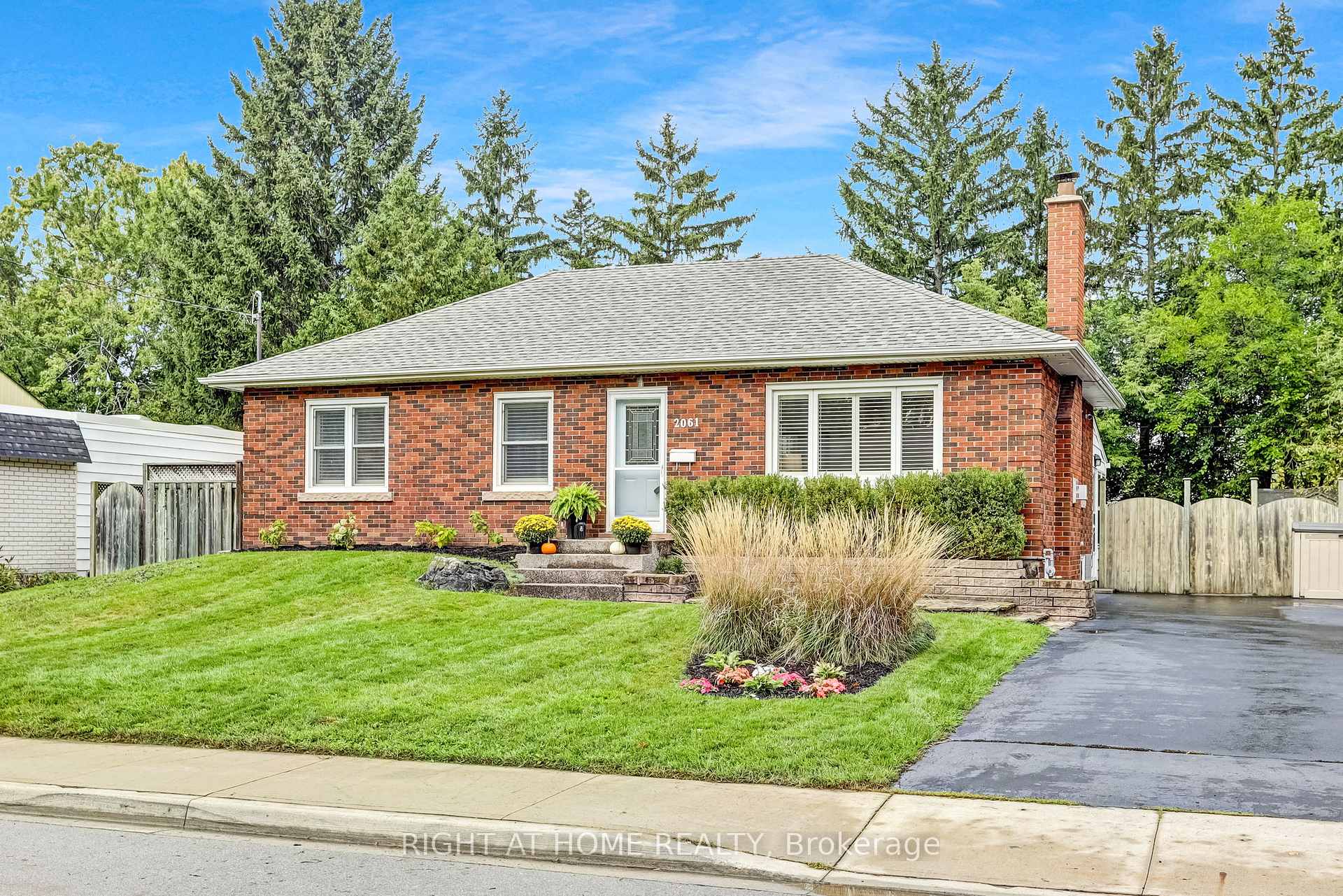 2061 Edinburgh Drive, Burlington, ON L7R 2C8