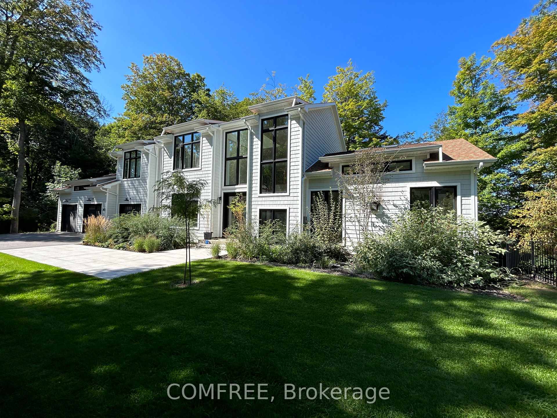 2072 Wilkinson Street, Innisfil, ON L9S 1X3