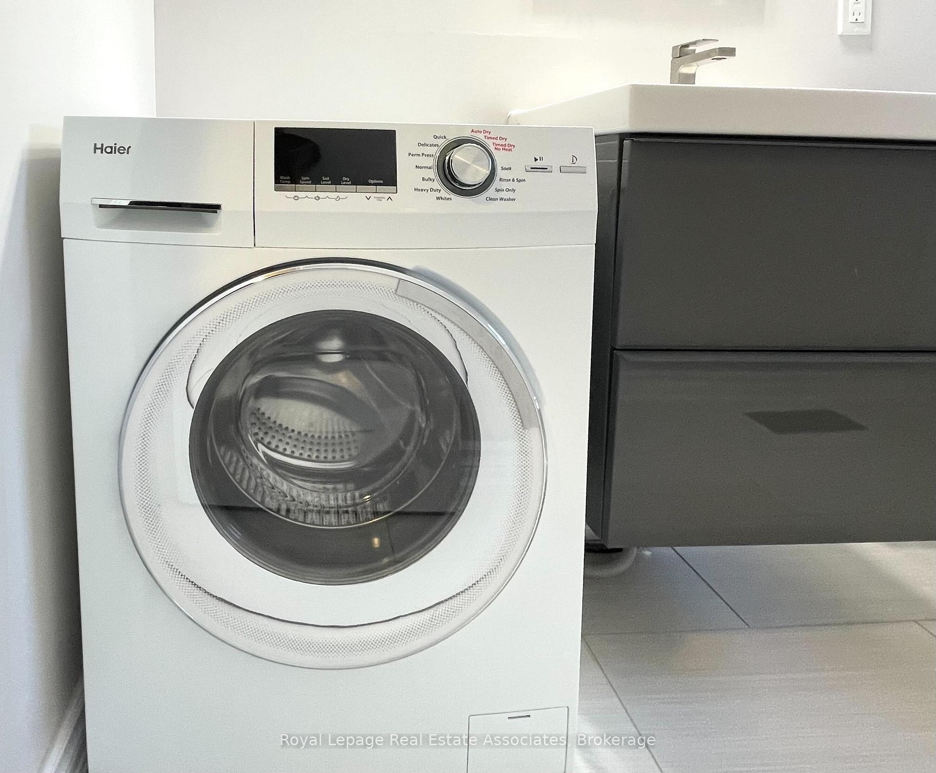 2081B Snow Crescent, Mississauga, ON L4Y 1T4