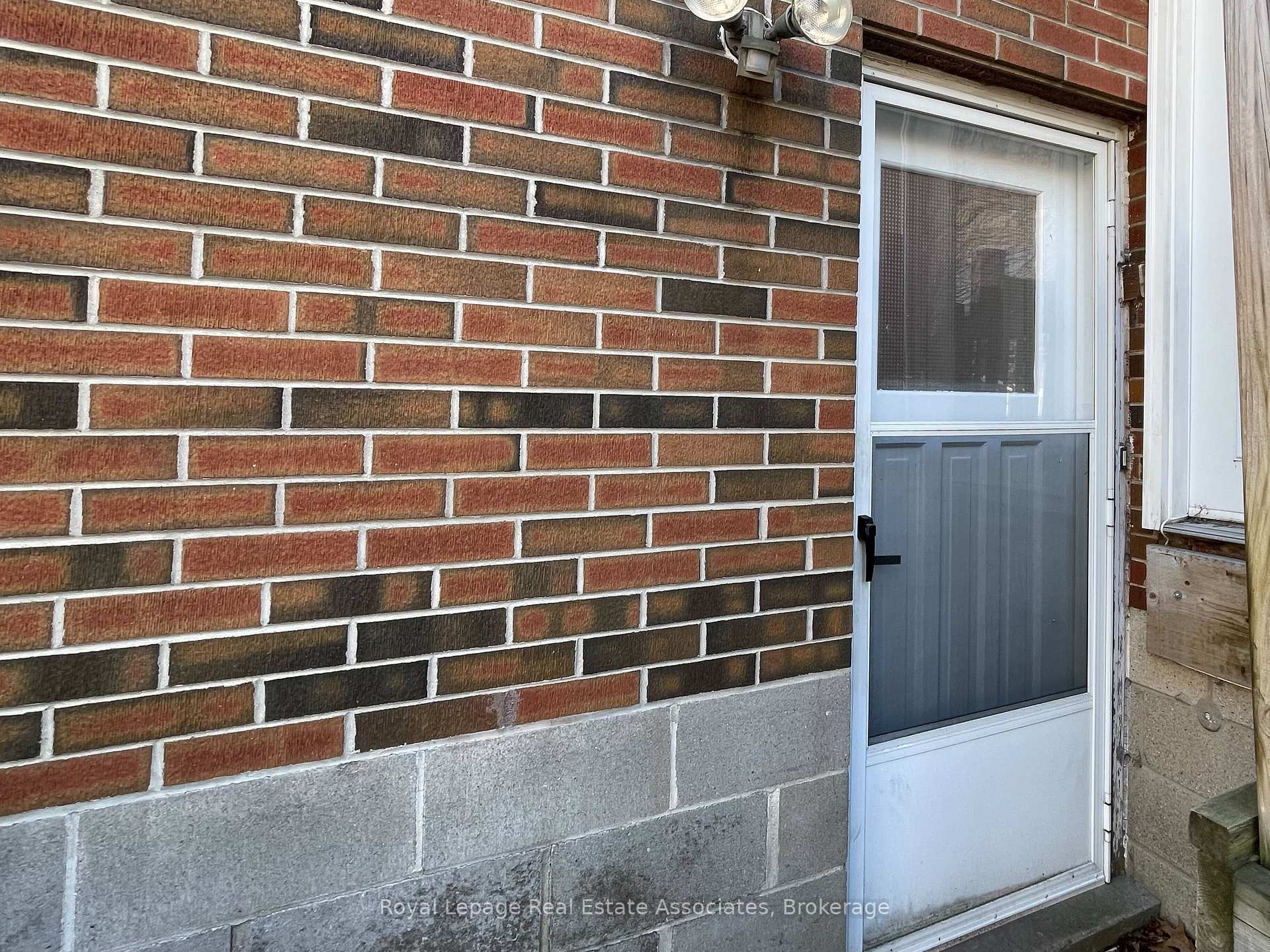 2081B Snow Crescent, Mississauga, ON L4Y 1T4