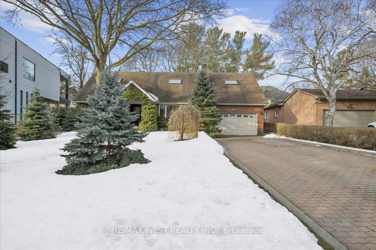 2082 Shawanaga Trail, Mississauga, ON L5H 3G5