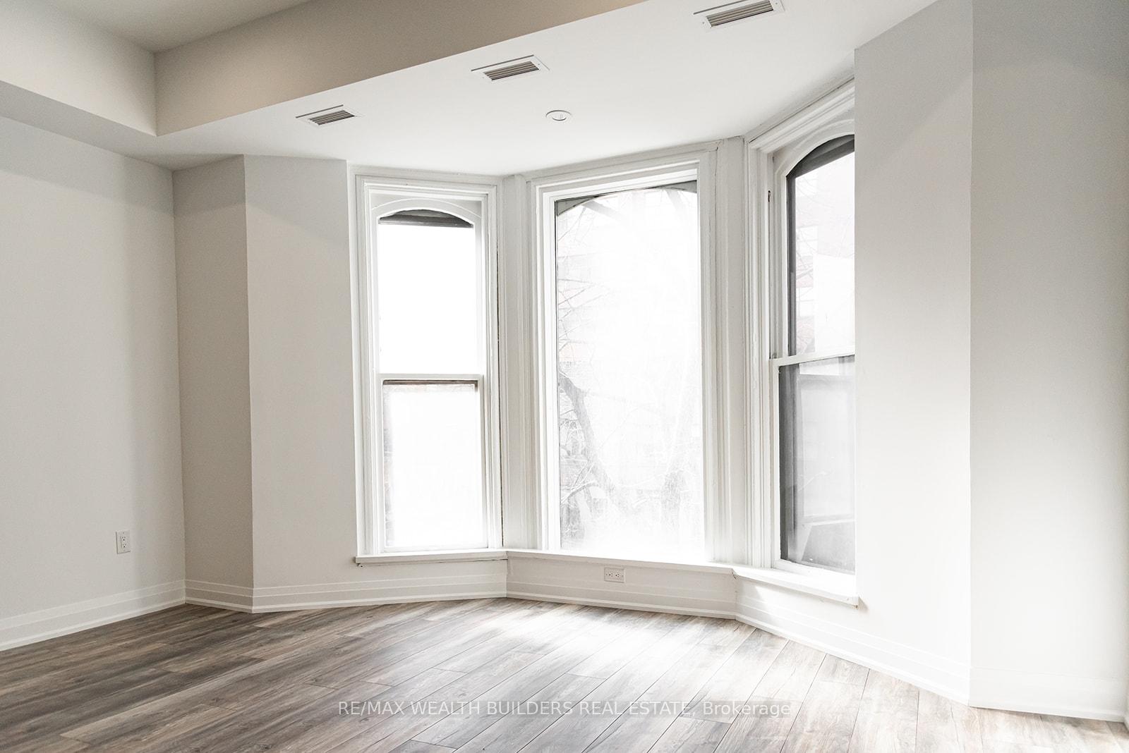 4 - 209 Jarvis Street, Toronto, ON M5J 2C1