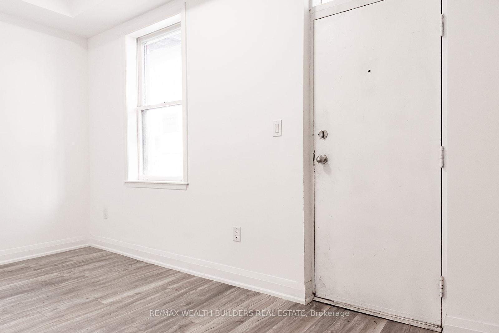 4 - 209 Jarvis Street, Toronto, ON M5J 2C1