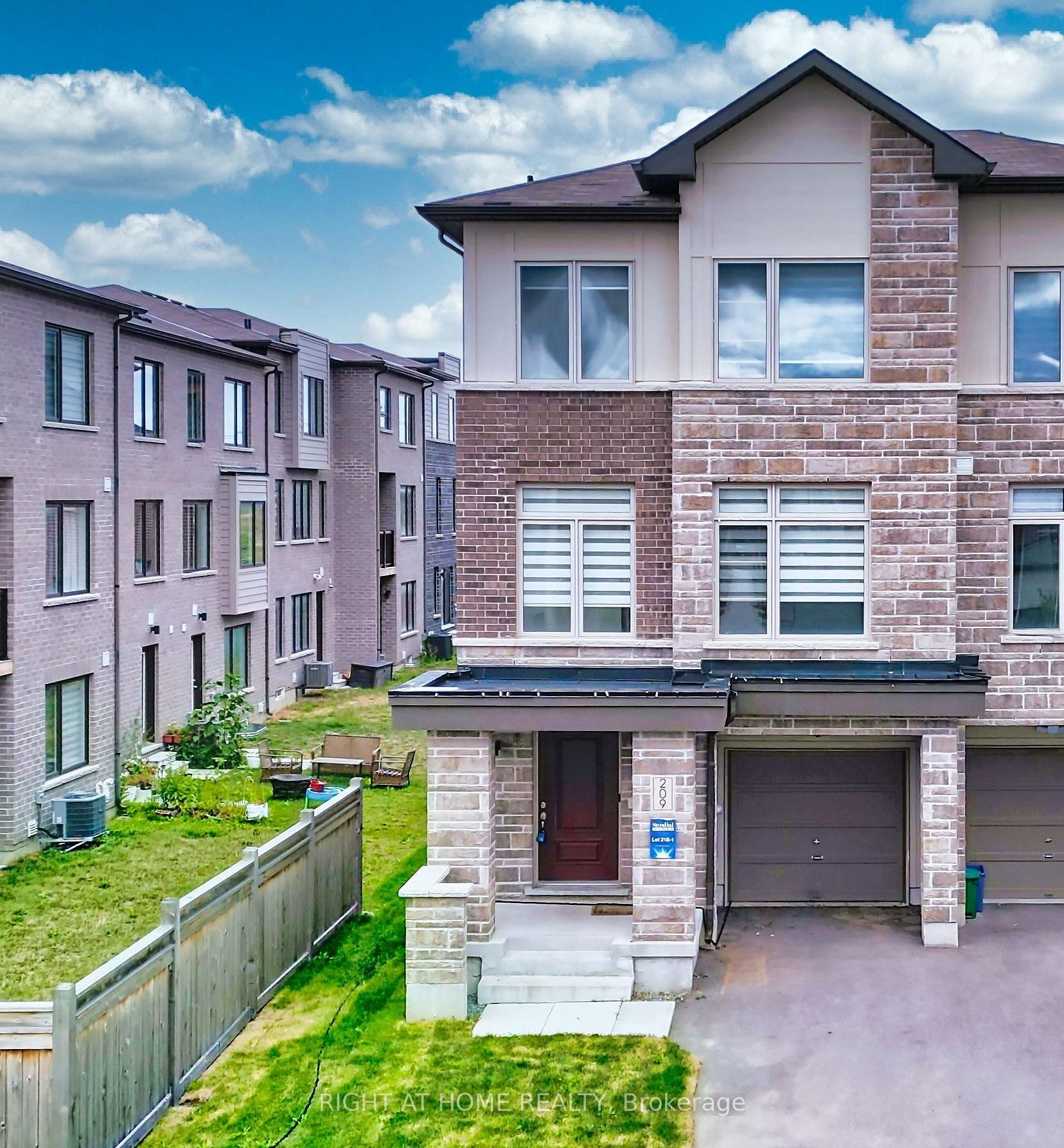 209 Vantage Loop, Newmarket, ON L3X 0L4