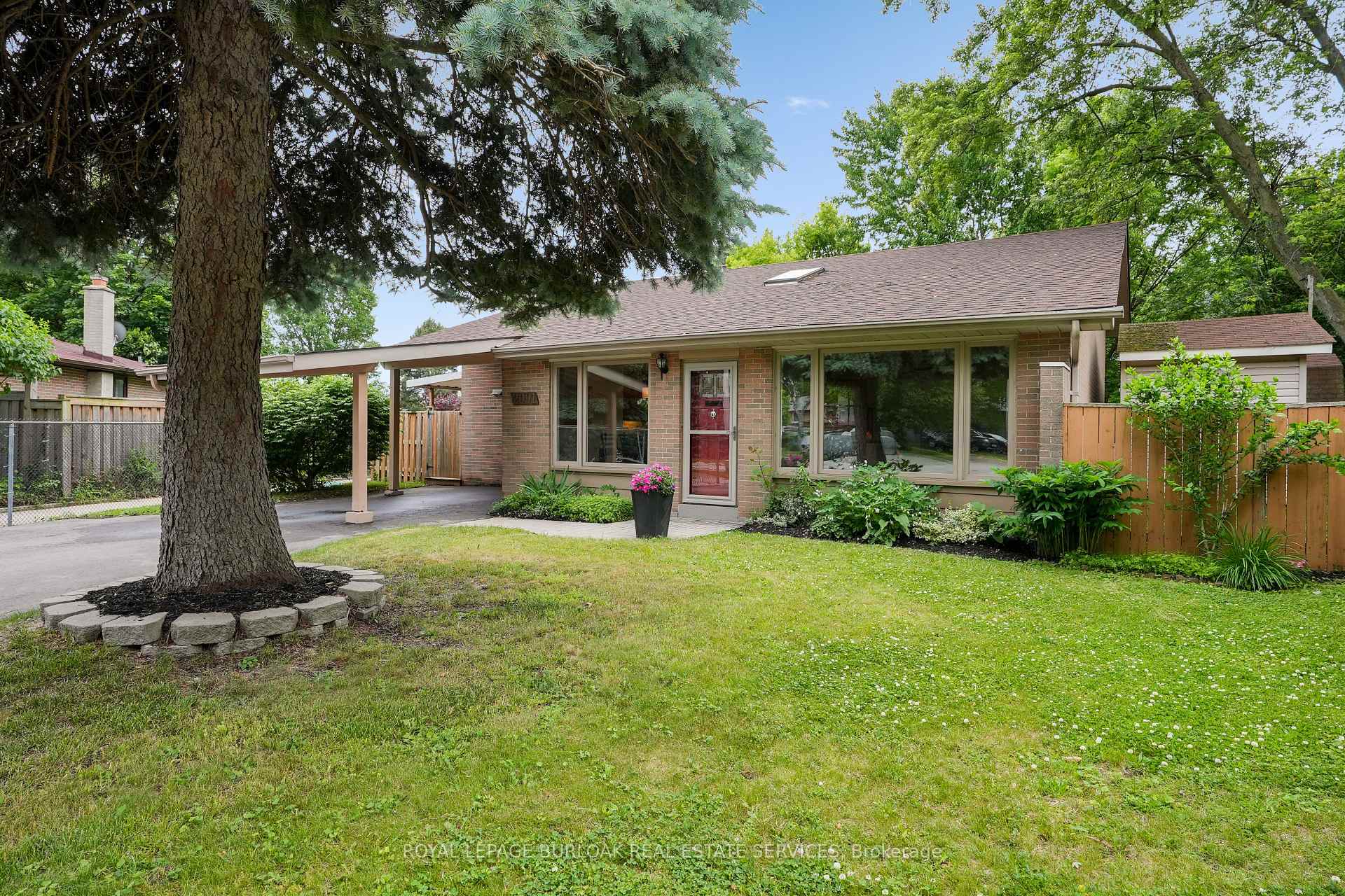 2091 Hartington Court, Mississauga, ON L5J 2G8