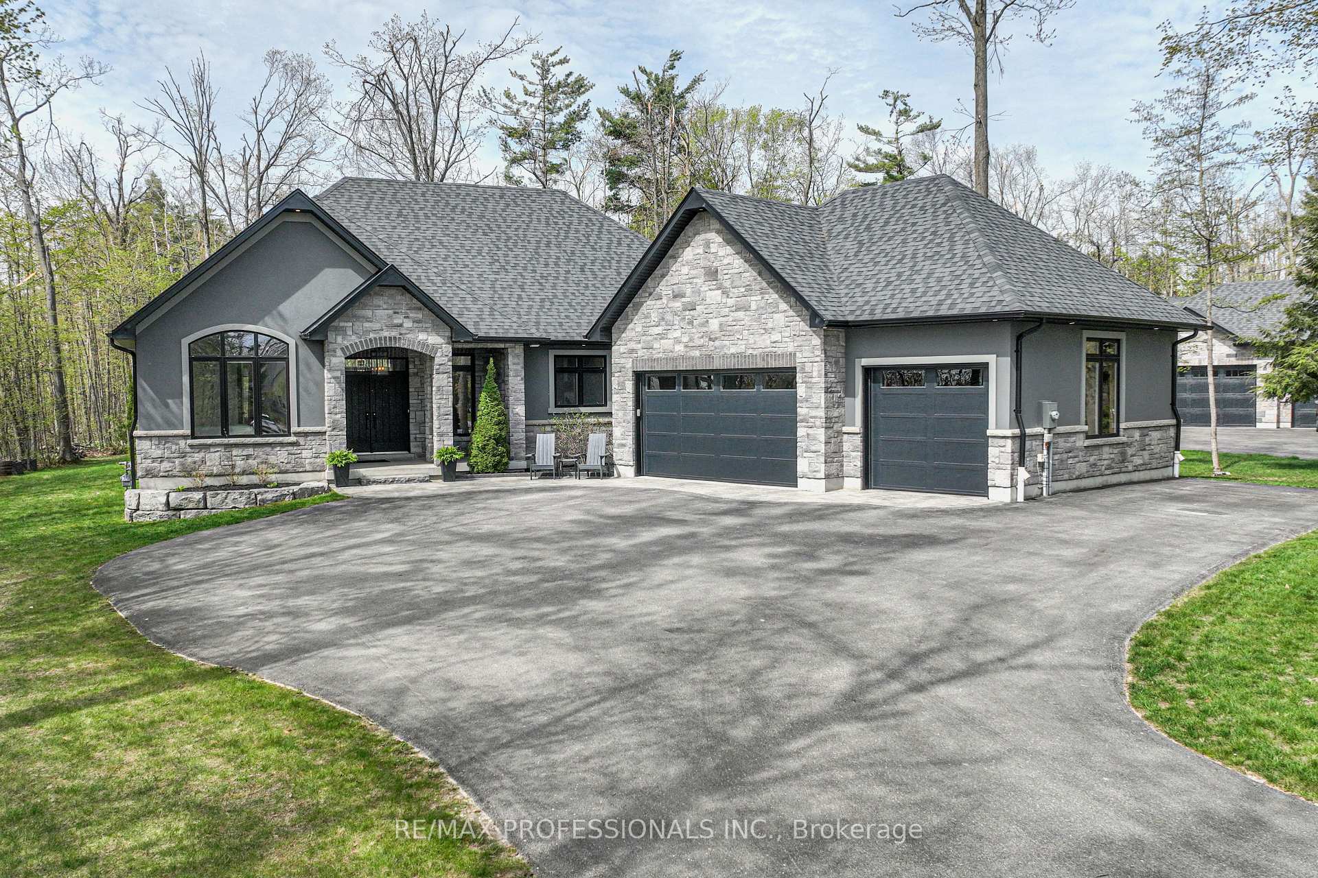 21 Boothby Crescent, Springwater, ON L9X 0H1