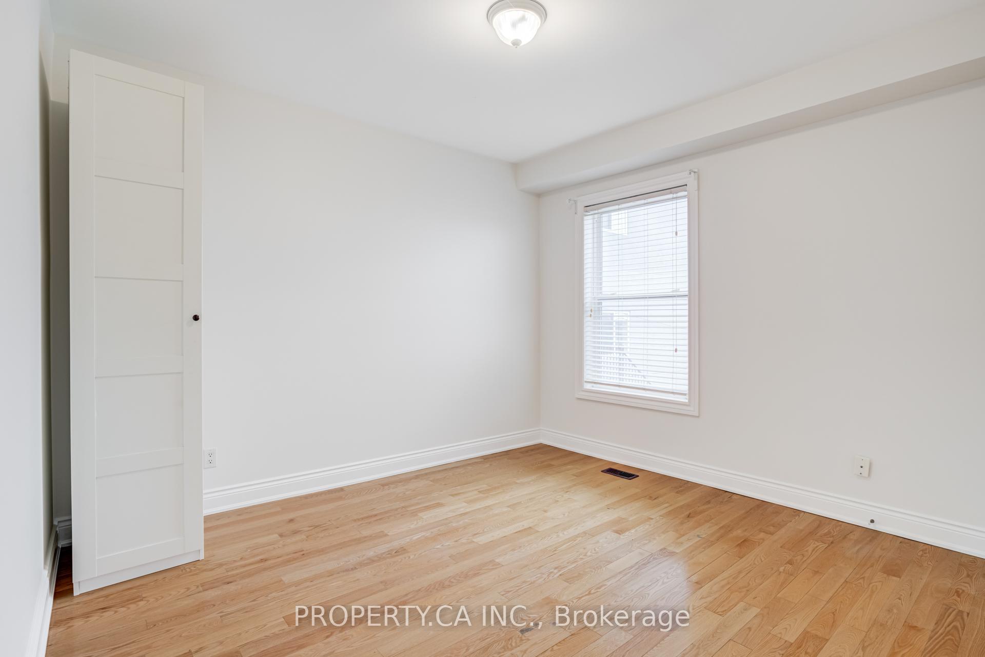 Upper - 21 D'arcy Street, Toronto, ON M5T 1J8