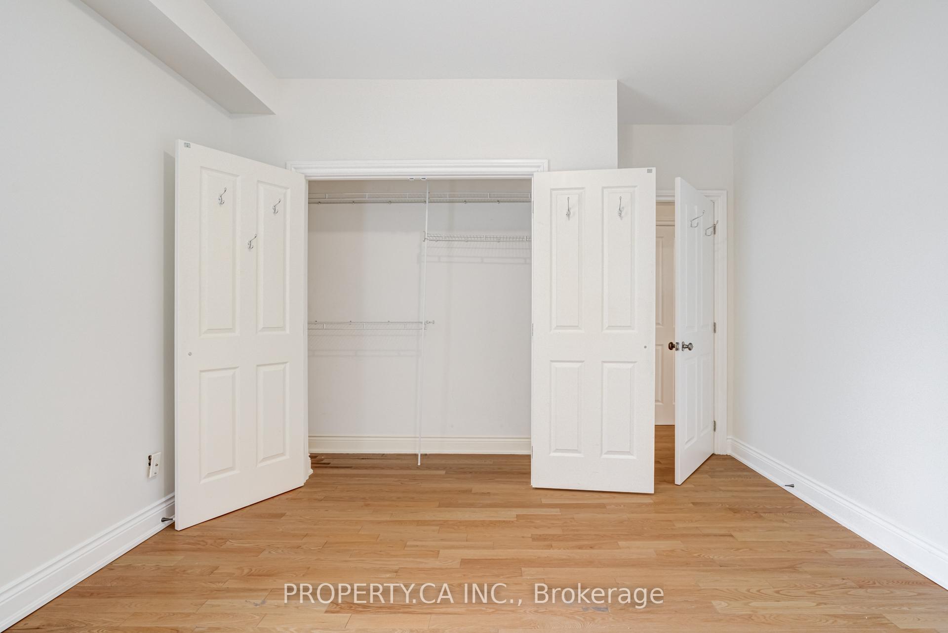 Upper - 21 D'arcy Street, Toronto, ON M5T 1J8