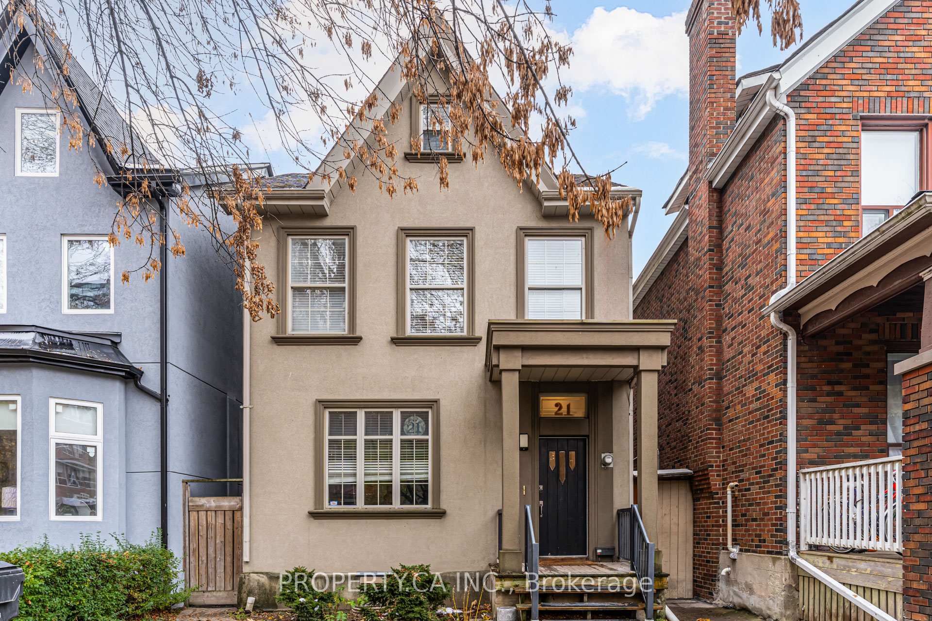 Upper - 21 D'arcy Street, Toronto, ON M5T 1J8