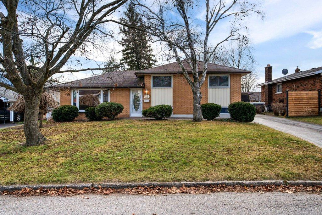 21 Manor Crescent, Quinte West, ON K8V 3Z6